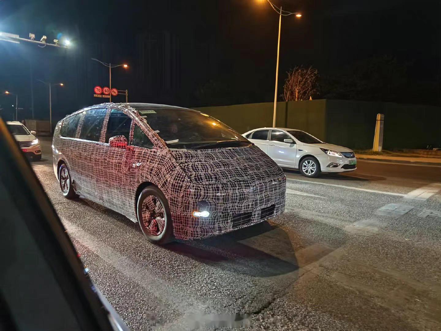 路遇岚图mpv，车子是真大，就屁股看着有点别扭，期待明年理想子弹头。_理想L9社区_易车社区