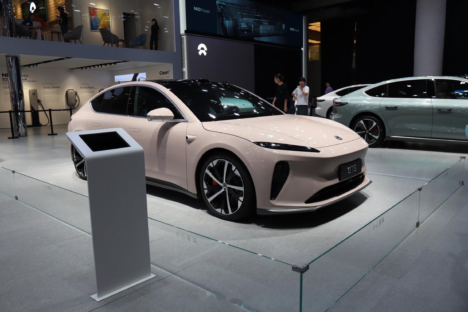 皆电前方的小伙伴真给力，#蔚来ET5# 镜空粉更多高清图送上这会成为新一代“猛男_蔚来ET5社区_易车社区