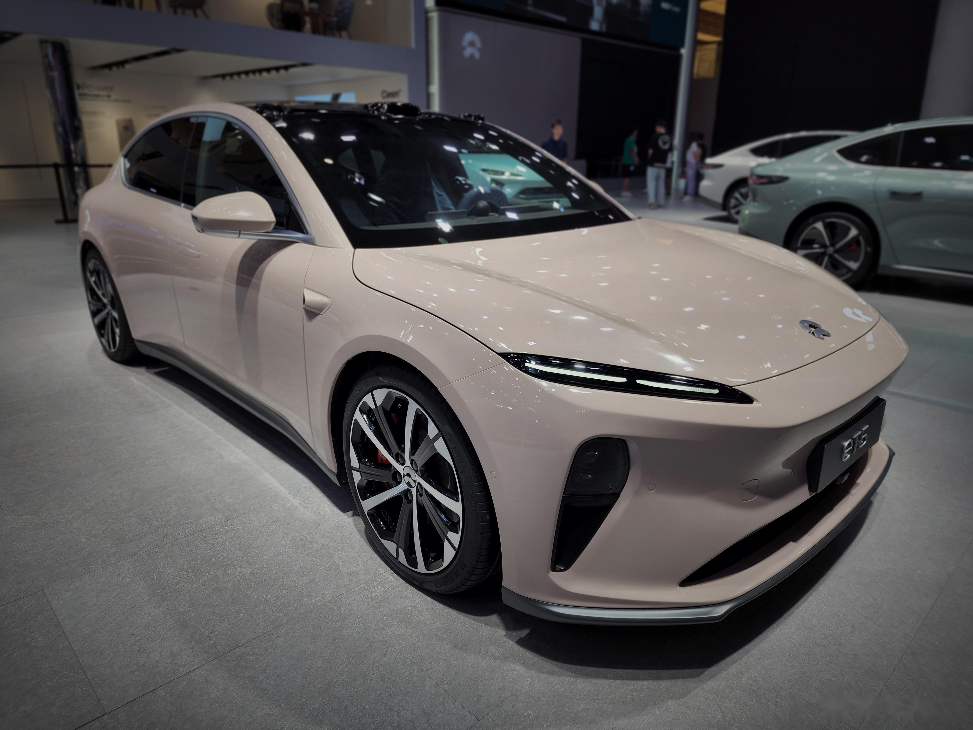 蔚来ET5的镜空粉被摆在了展台的C位， 内饰还没有完全展示，但已经基本可以理解情_蔚来ET5社区_易车社区