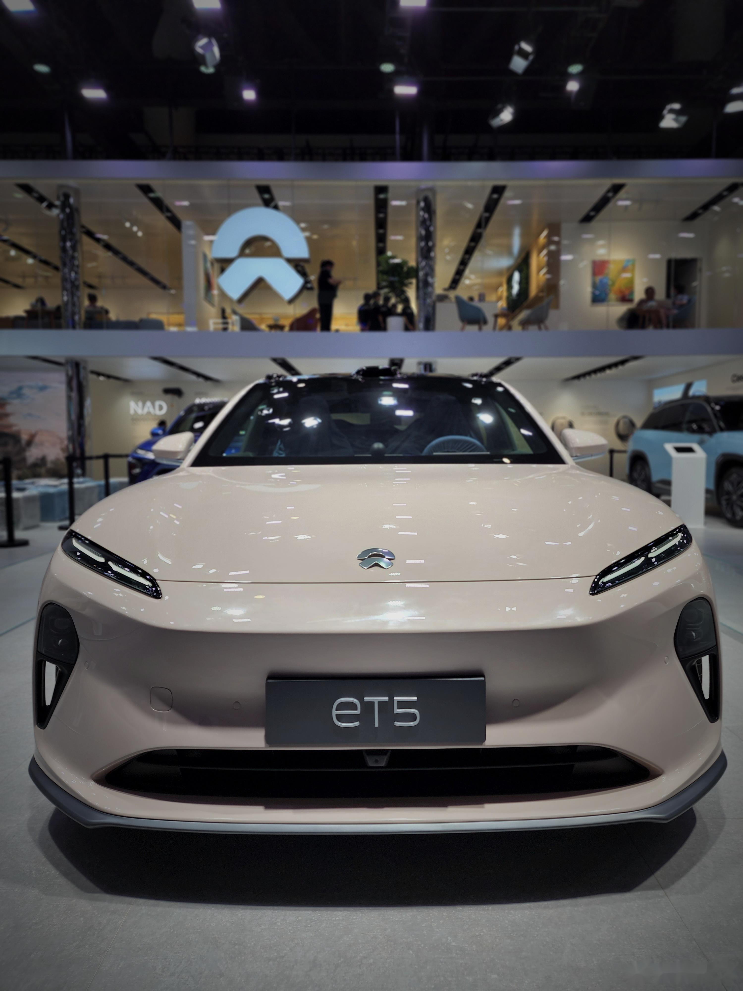 蔚来ET5的镜空粉被摆在了展台的C位， 内饰还没有完全展示，但已经基本可以理解情_蔚来ET5社区_易车社区