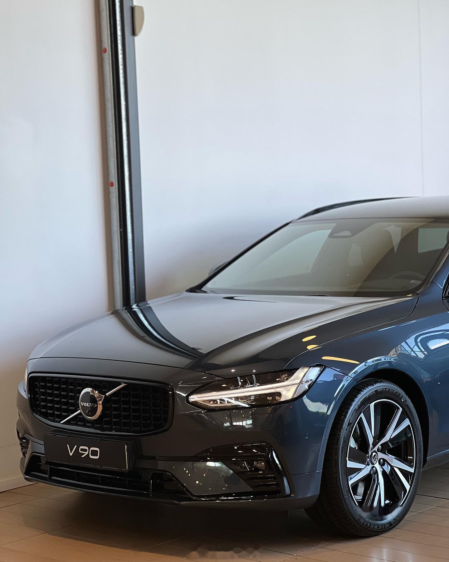 Volvo 2023 V90 B4 AWD V90 Volvo 2023 V90 B4 AWD V90