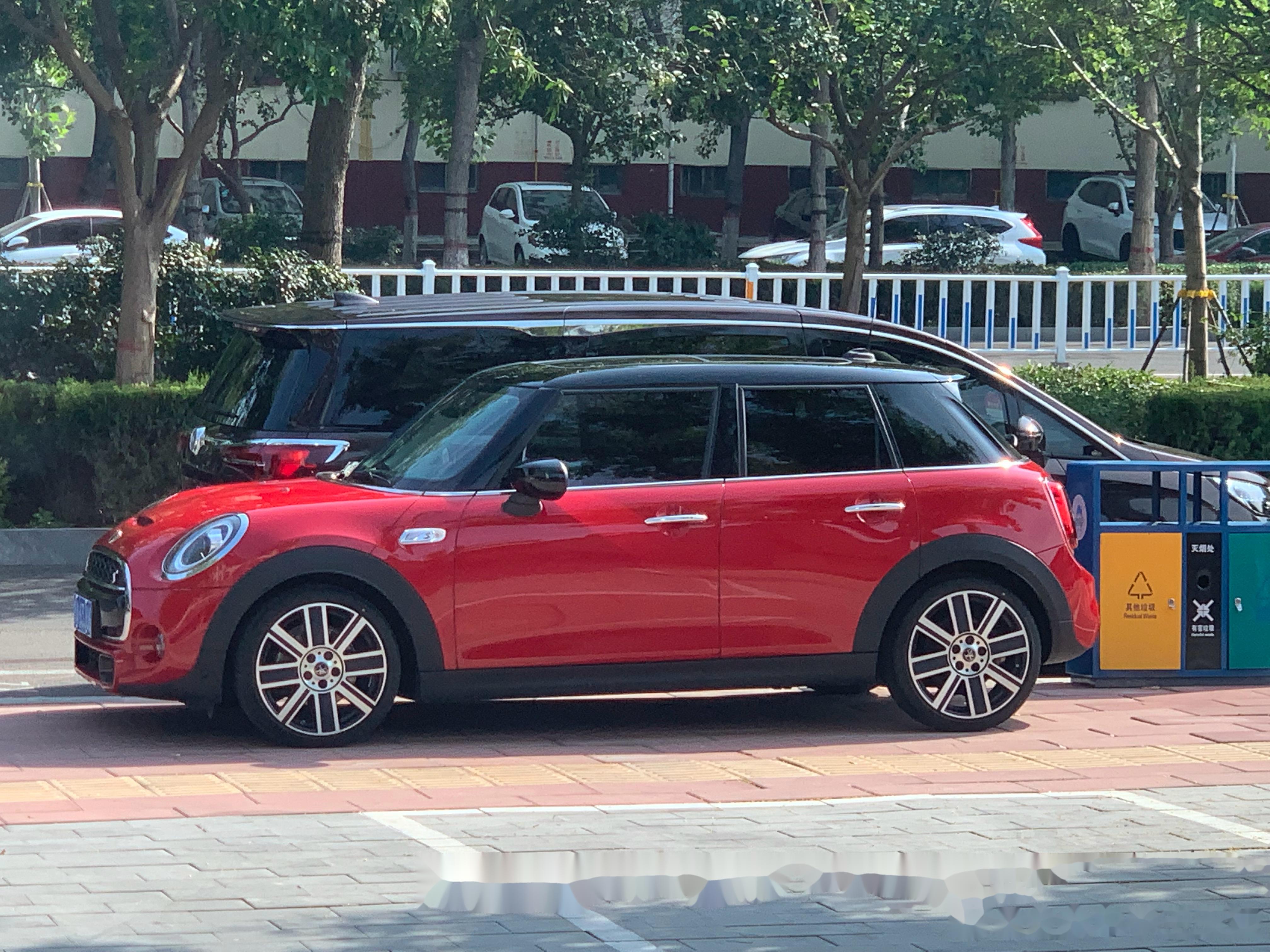 #开MINI的人# 携同伙出游 难免万众瞩目 #迷你所爱# mini Ins: _MINI社区_易车社区