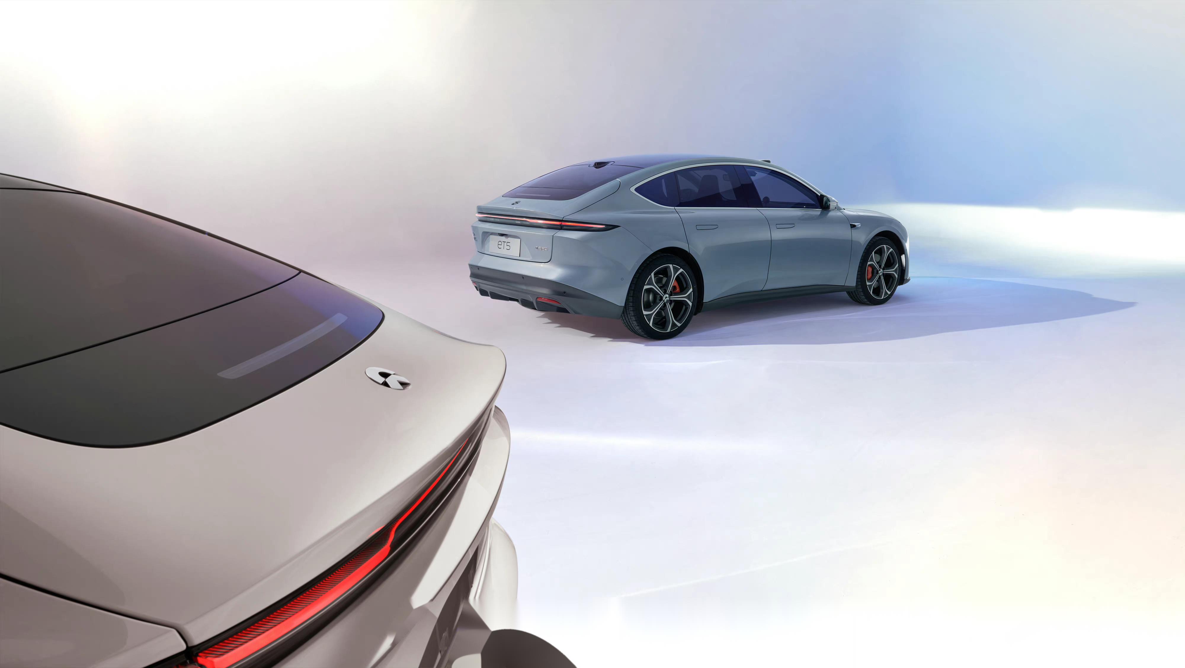 ET5内饰在造型上和ET7区别不大，但用料还是有些区别的，毕竟级别不一样。 仪表_蔚来ET7社区_易车社区