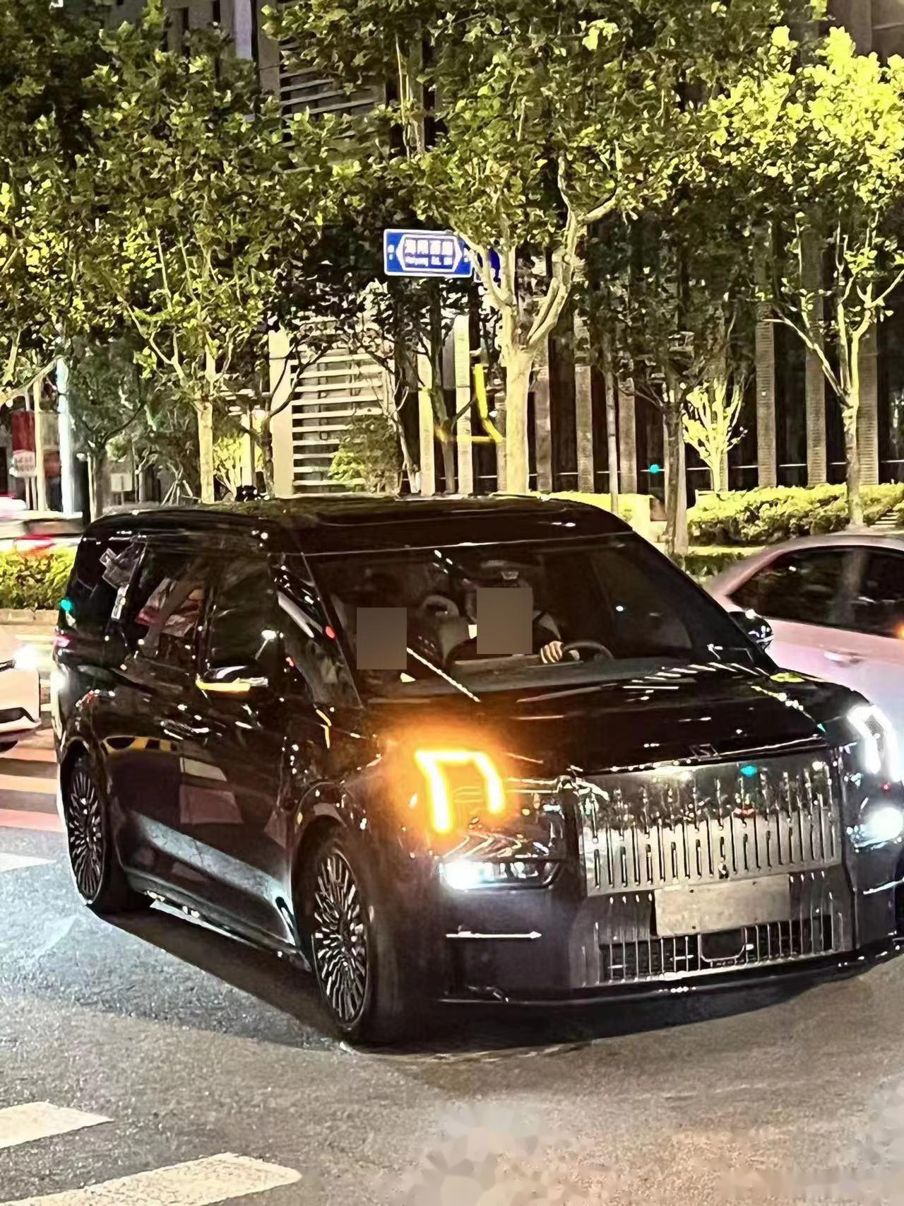 极氪 009 无伪装上路， 听说第四季度就要发布上市了。 #极氪009##新能源_ZEEKR 009社区_易车社区