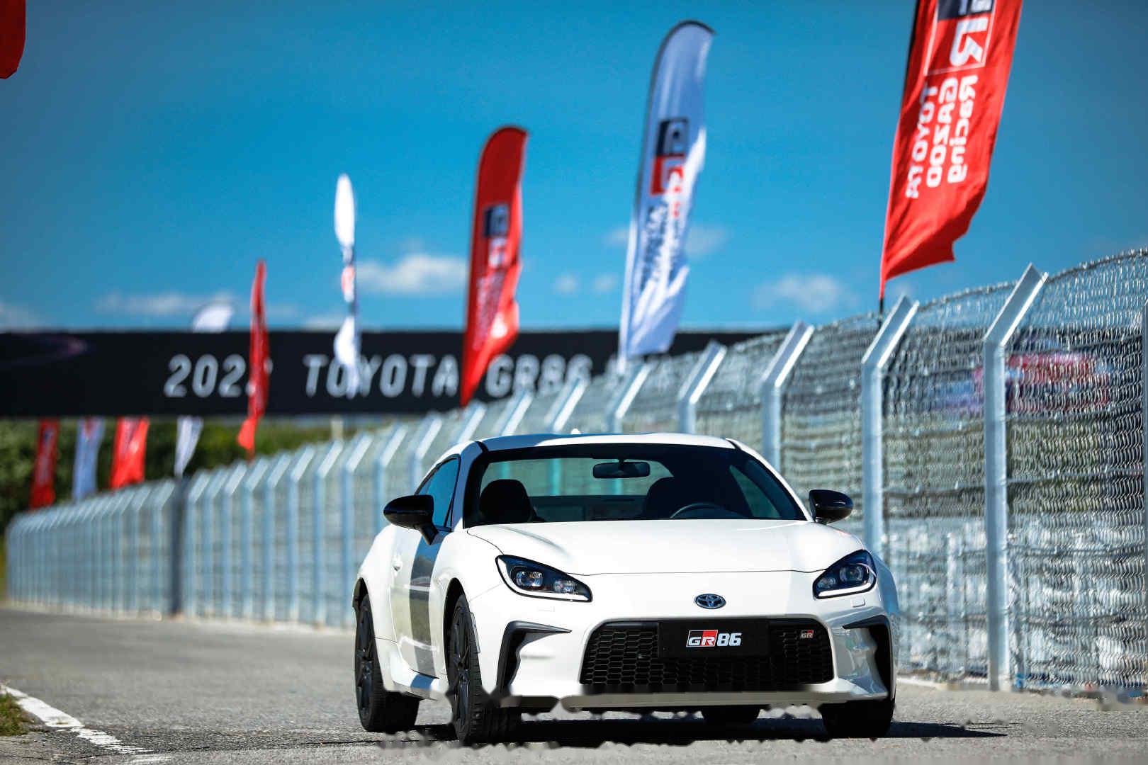 极速狂飙的快感、胎烟四起的刺激； 只要轰鸣声响起，依然会热血沸腾； 对于86的热_丰田86社区_易车社区