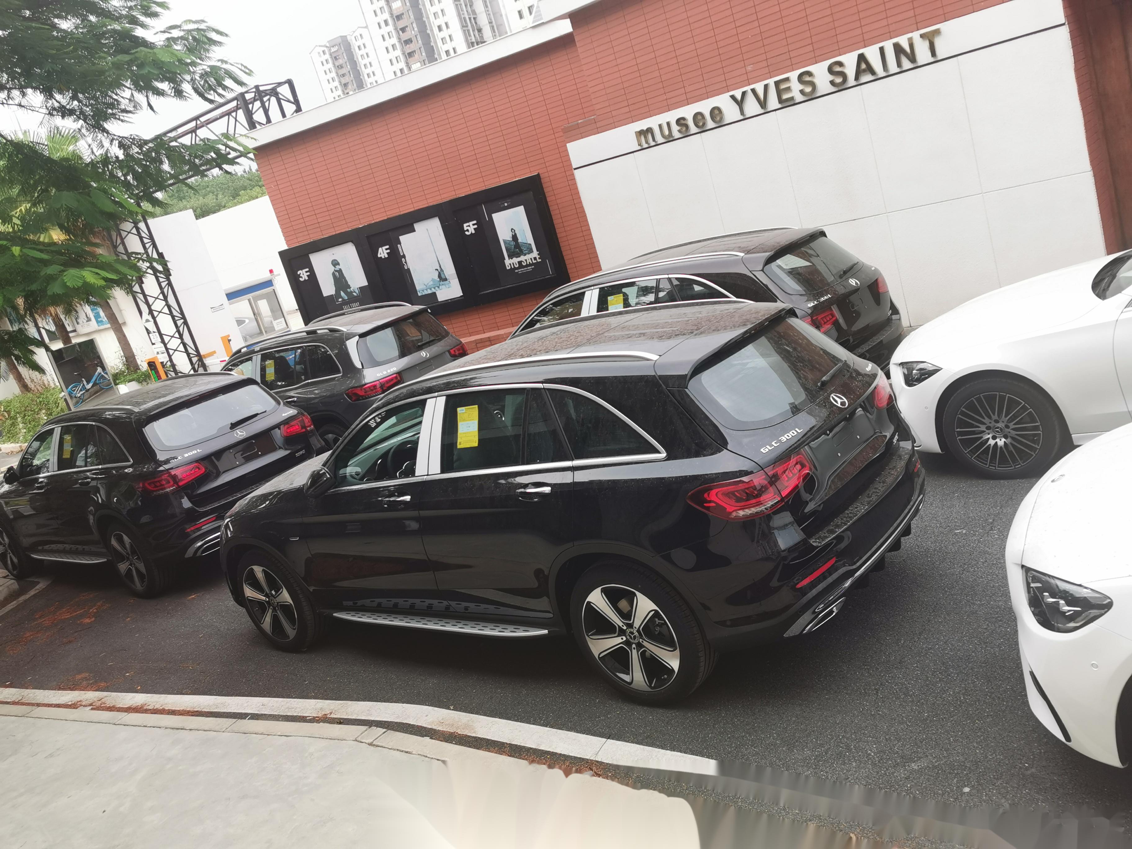 奔驰GLC卖得是真好啊，4S店进那么多新货。_奔驰GLC级社区_易车社区