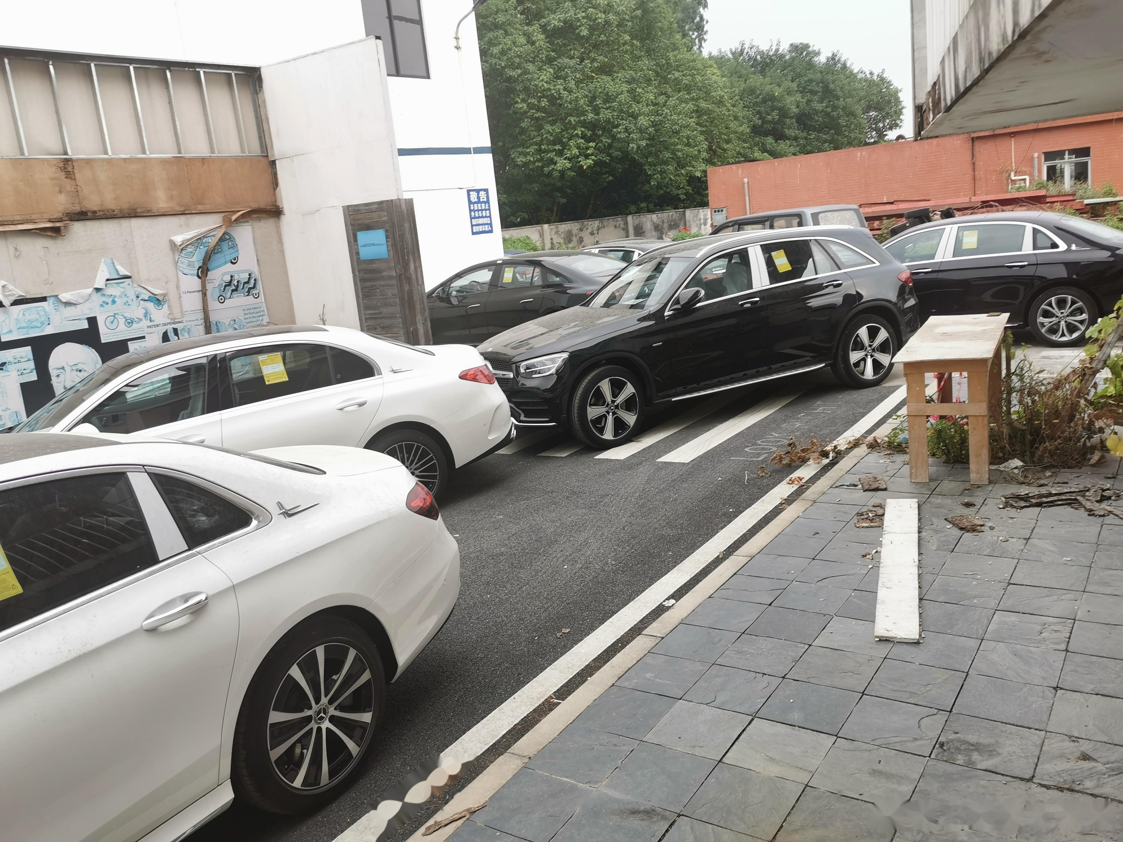 奔驰GLC卖得是真好啊，4S店进那么多新货。_奔驰GLC级社区_易车社区