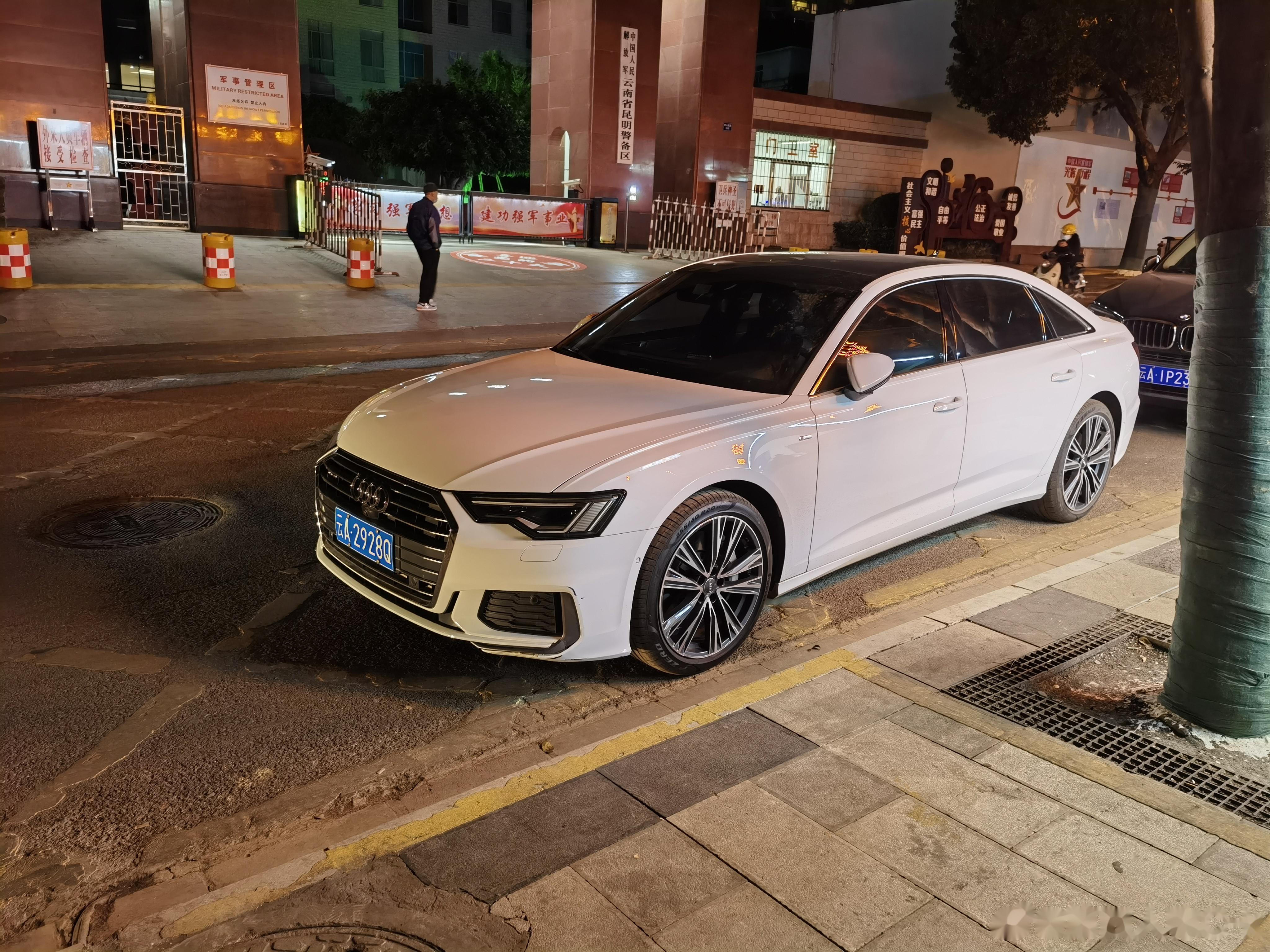 被路边白色A6L惊艳到了，都说买白A6的是狠人，狠人不狠人我不知道，但车主审美绝_奥迪A6L社区_易车社区