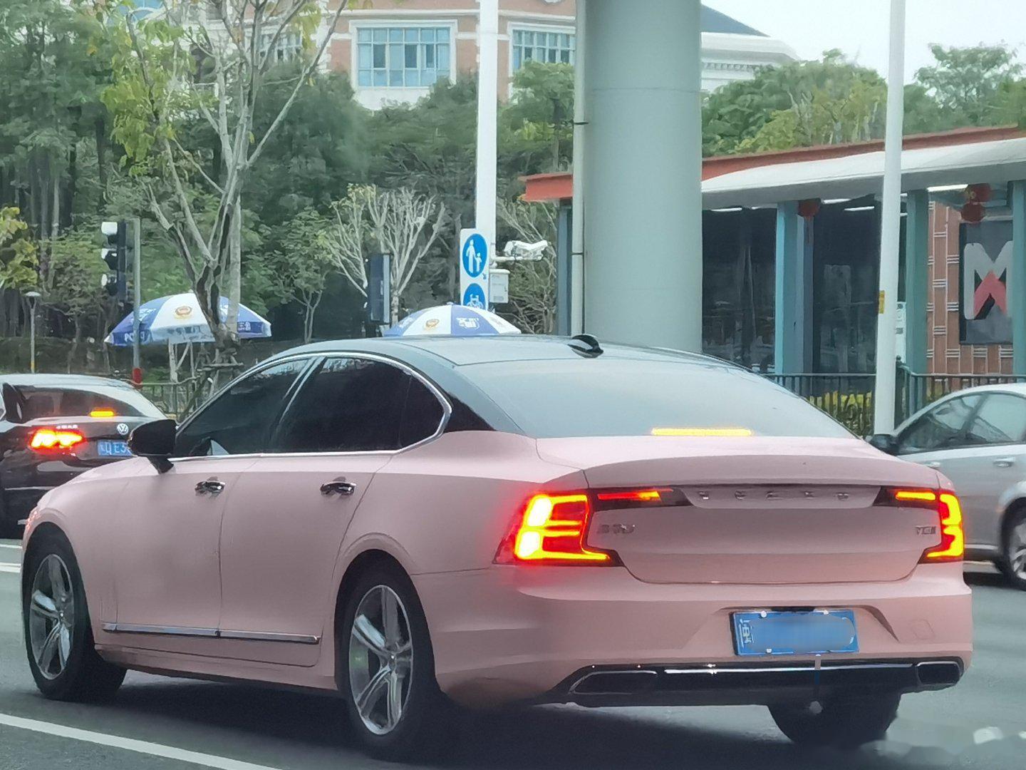 今年自家来厦门旅游的外地车是真多啊，刚遇到台粉色的S90，我在猜这车主是男生还是_沃尔沃S90/S90 插电混动社区_易车社区
