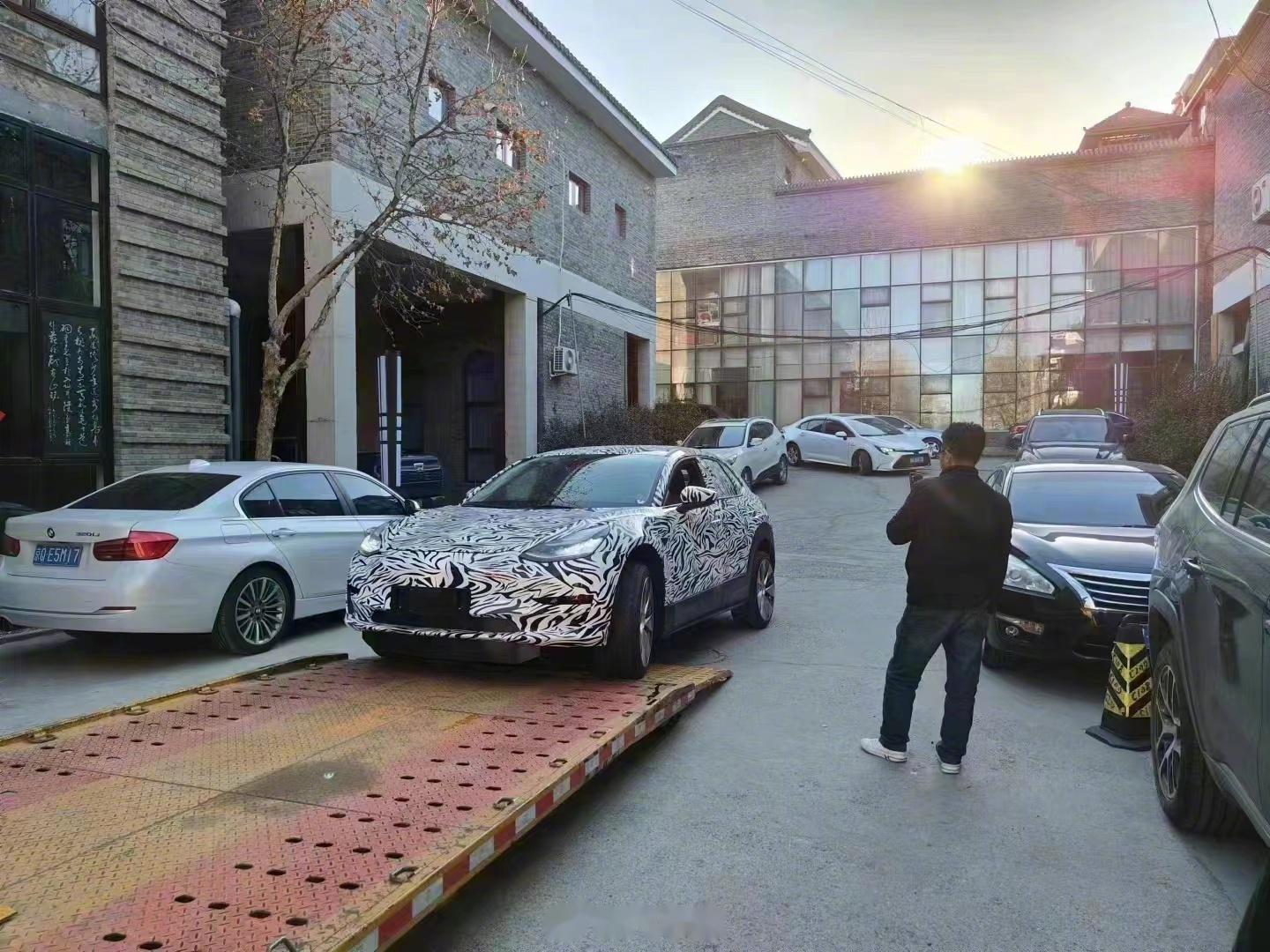 Model Q真的来了？现身于上海 定位于20万级别的紧凑型跨界SUV，有点像“_Model Y社区_易车社区