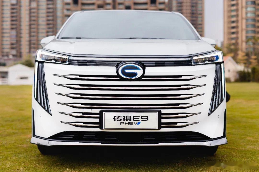广汽传祺E9车头部分换装了全新的前脸设计，大量采用横向镀铬饰条，无边界式格栅，车_传祺E9社区_易车社区