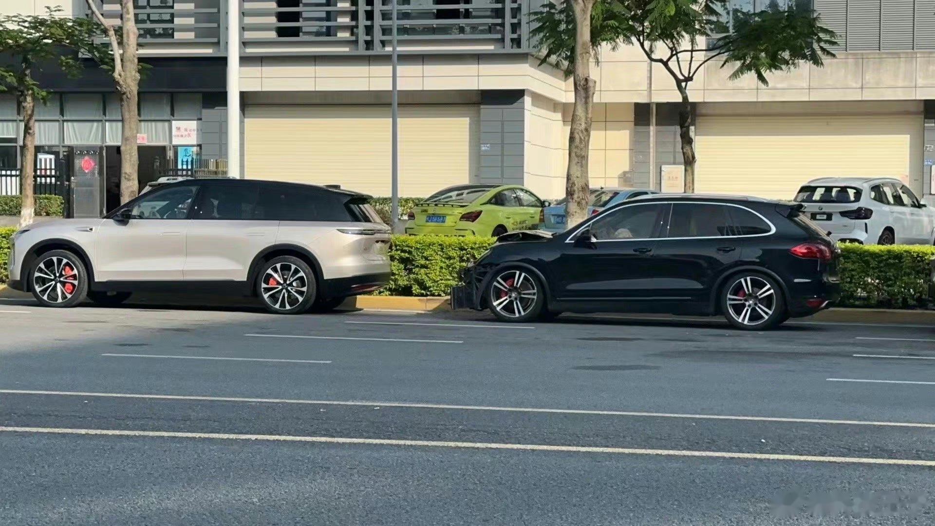 左边这台金色悬浮顶（蔚来曙光金ES8）看起来和M9（华为问界M9）极为相似。一眼_问界M9社区_易车社区