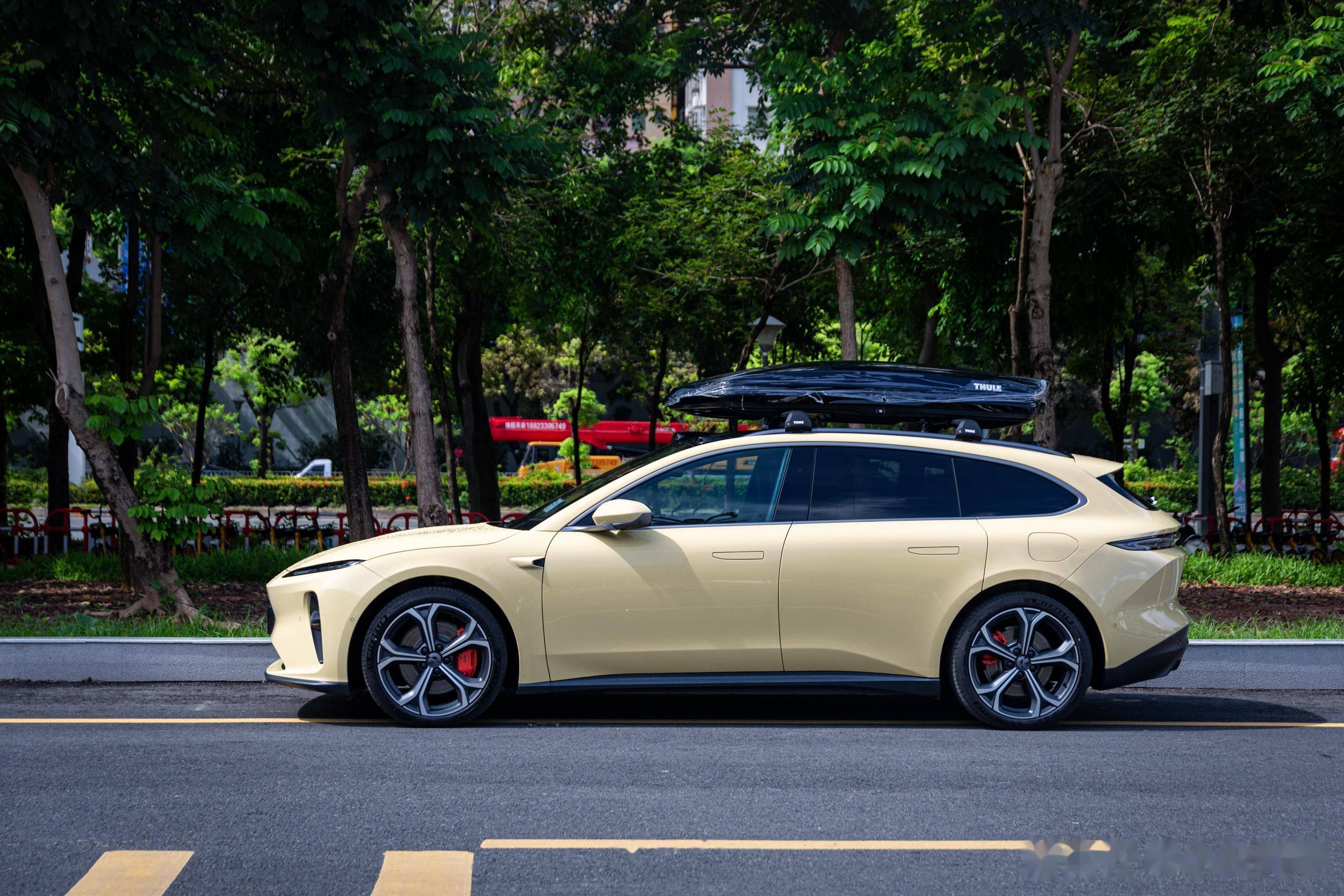 今天看到 在新出现发的蔚来ET5T 安装车顶行李箱的全过程。 也正好看到 贺总点_蔚来ET5社区_易车社区