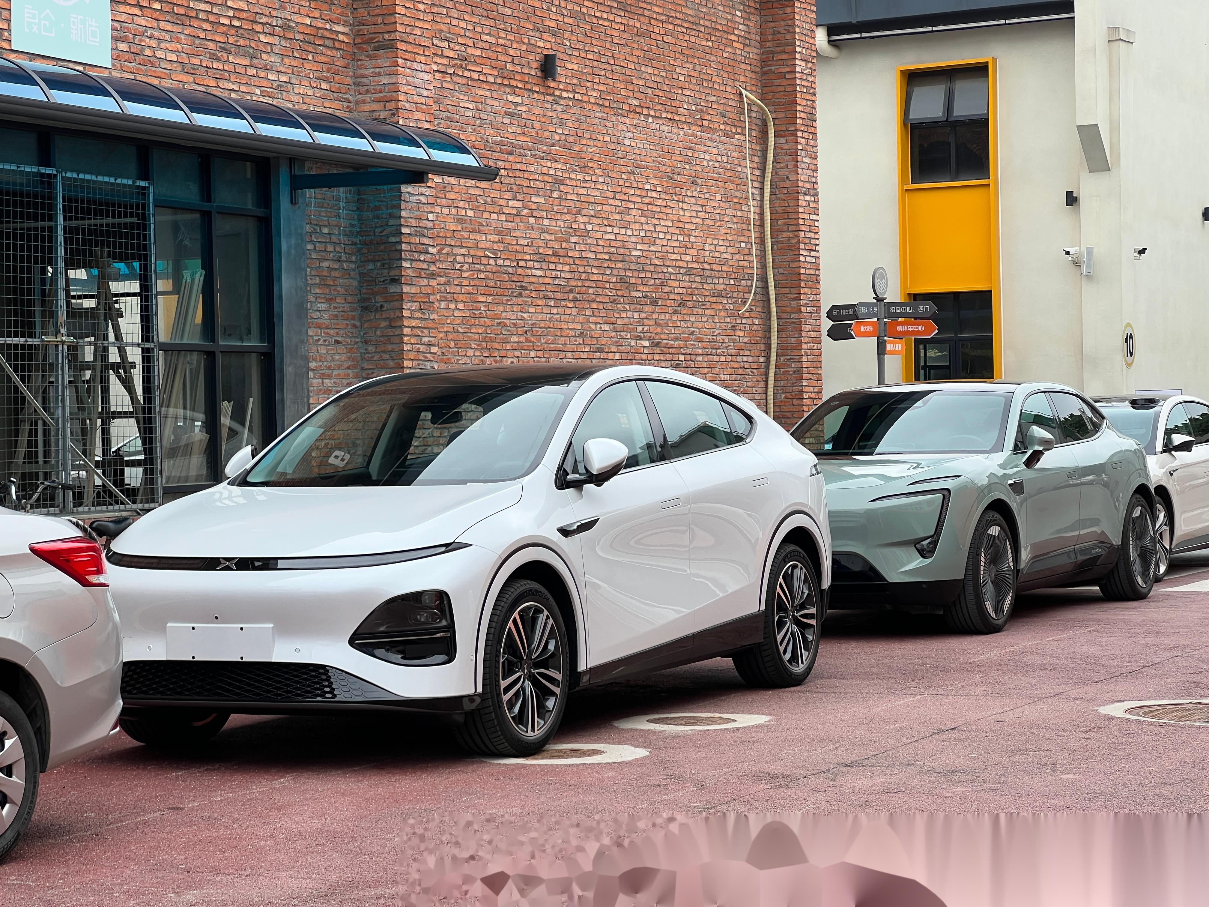 开G6的那几天，跟其他SUV放在一起得对比 跟X3差不多个头？比阿维塔略高一点。_Model Y社区_易车社区