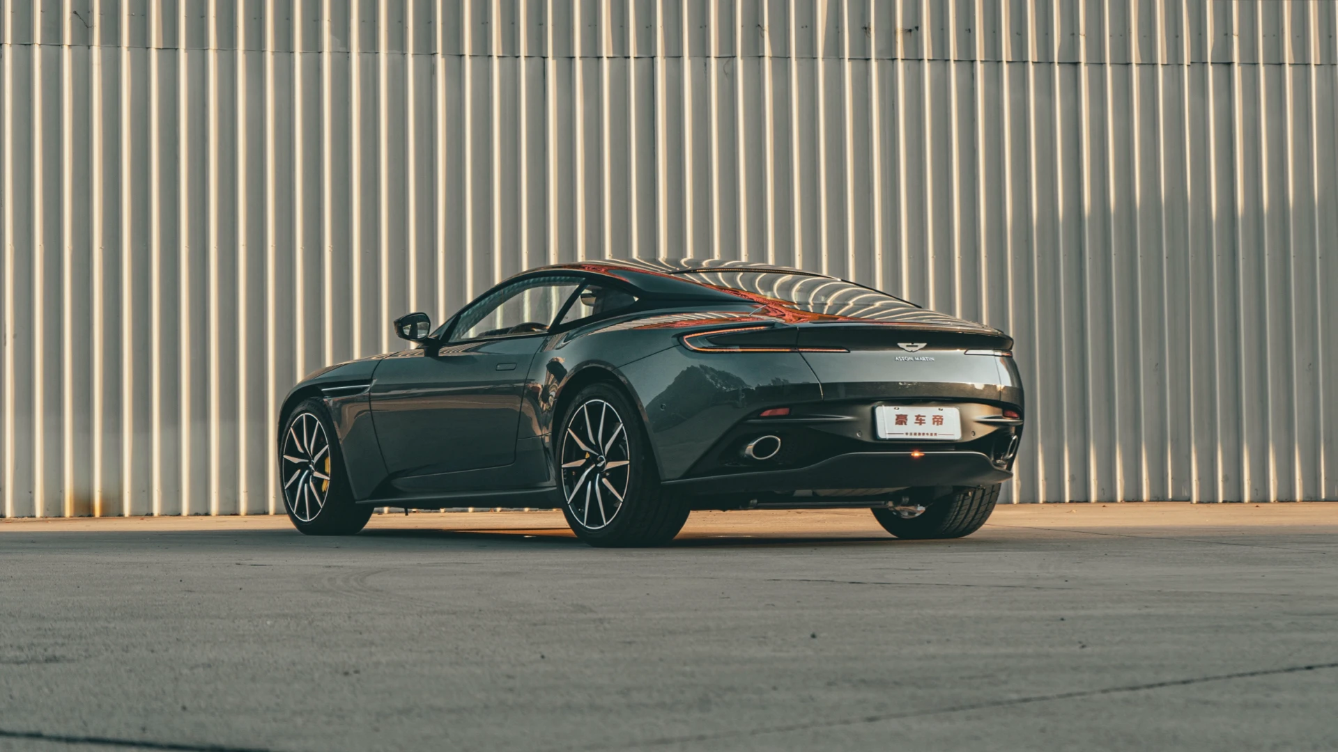 21年阿斯顿马丁DB11 精品车况 高配置 经典优雅配色 骑士灰外观 牛津棕内_有钱人的社区_易车社区