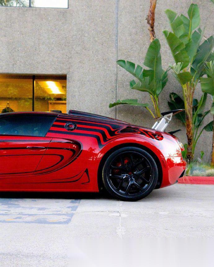 红黑双拼布加迪Bugatti Veyron，就是这么有范！_汽车杂谈社区_易车社区