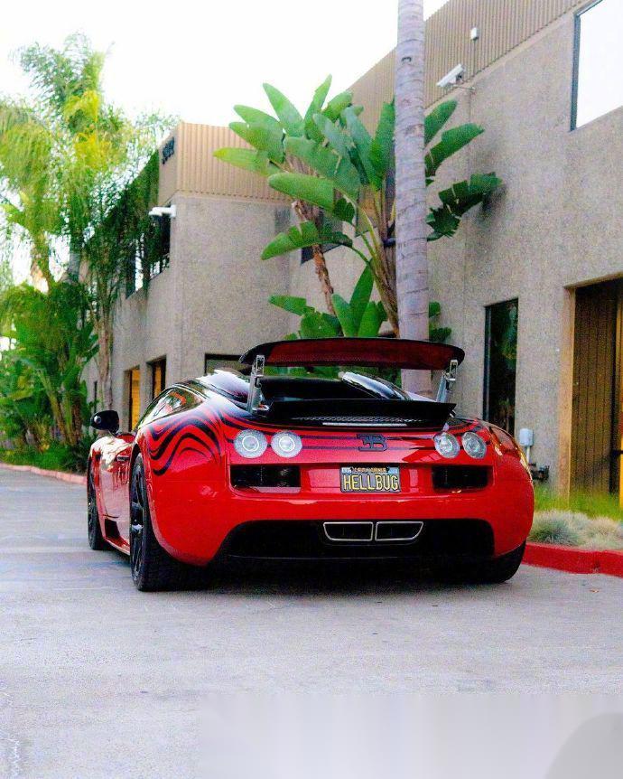 红黑双拼布加迪Bugatti Veyron，就是这么有范！_汽车杂谈社区_易车社区