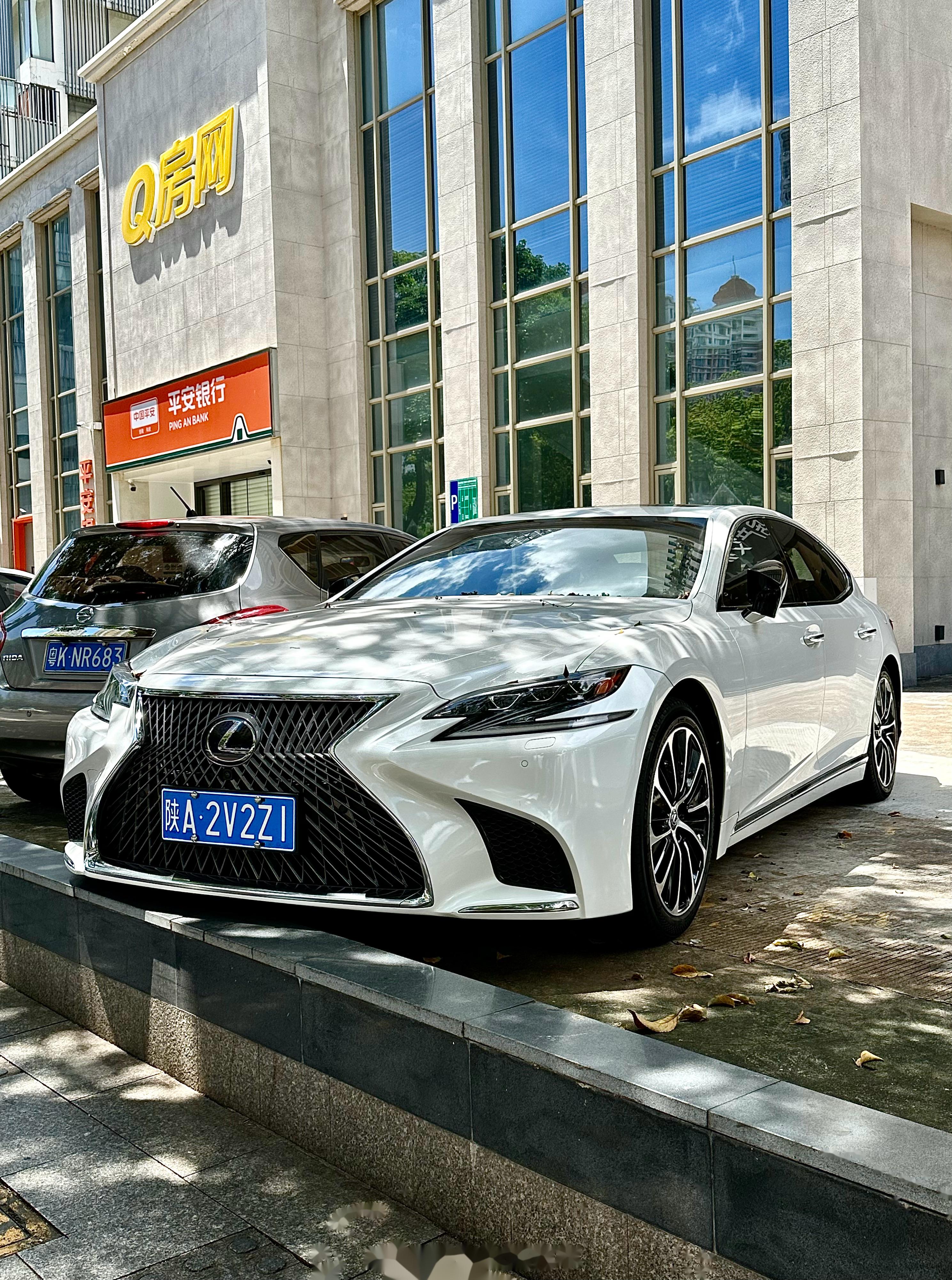 白色的雷克萨斯LS500h可太低调了！_undefined_易车社区