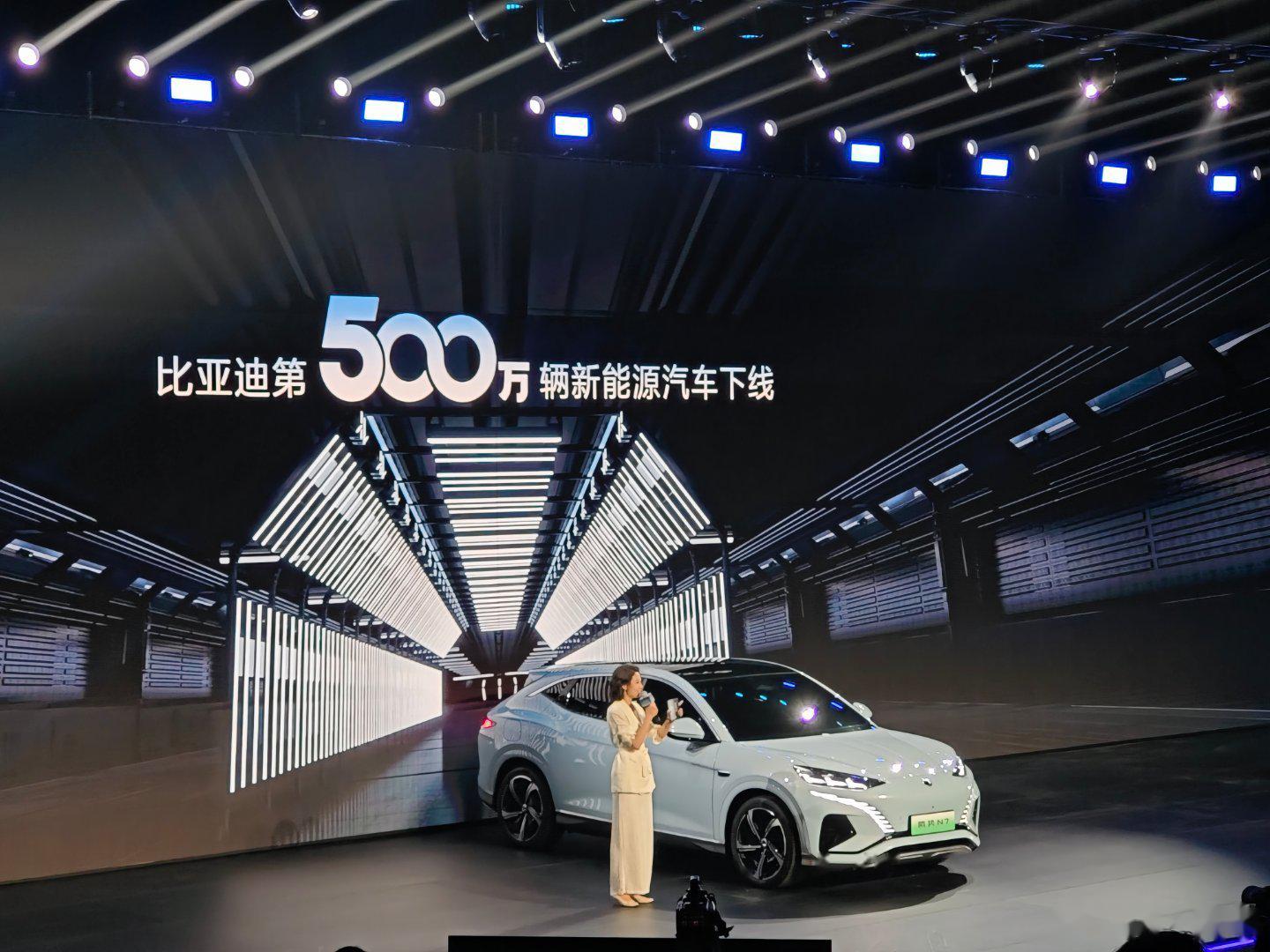 第一次近距离观察仰望U8， 实车比照片要气派多了， 内饰是那种 oldmoney_仰望U8社区_易车社区