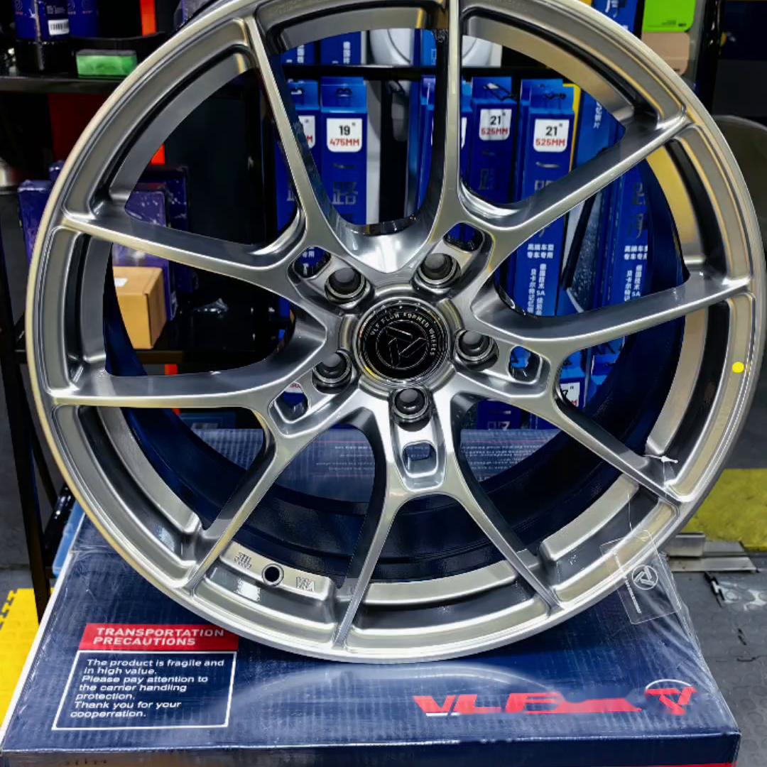 这是一个奥迪A4L的巨久旋压轮毂改装案例，它配备了迈拓MT-6s卡钳。_奥迪A4L社区_易车社区