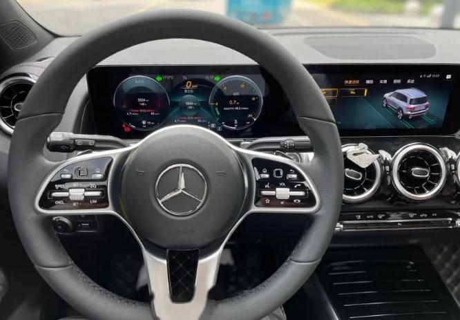 “比吃了苍蝇还恶心！花30w提奔驰GLB，却被一堆人嘲讽！ A、就是为了个大标，_奔驰GLB社区_易车社区