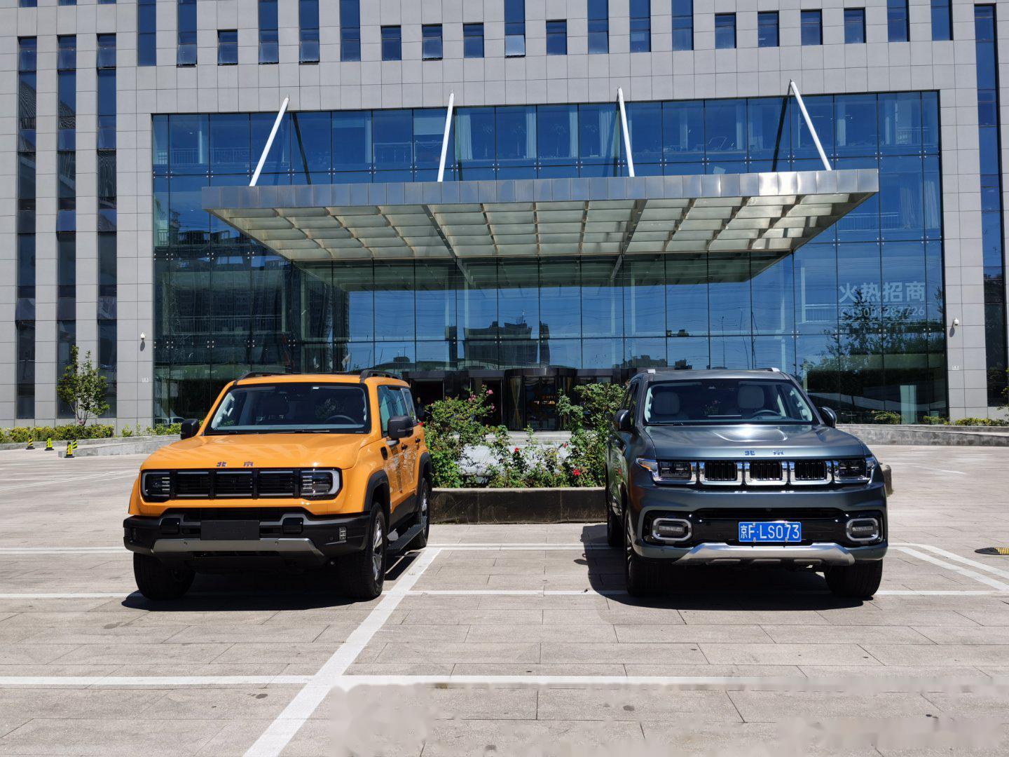 全新BJ40和BJ60首张合影，60车主心动了！_北京BJ60社区_易车社区