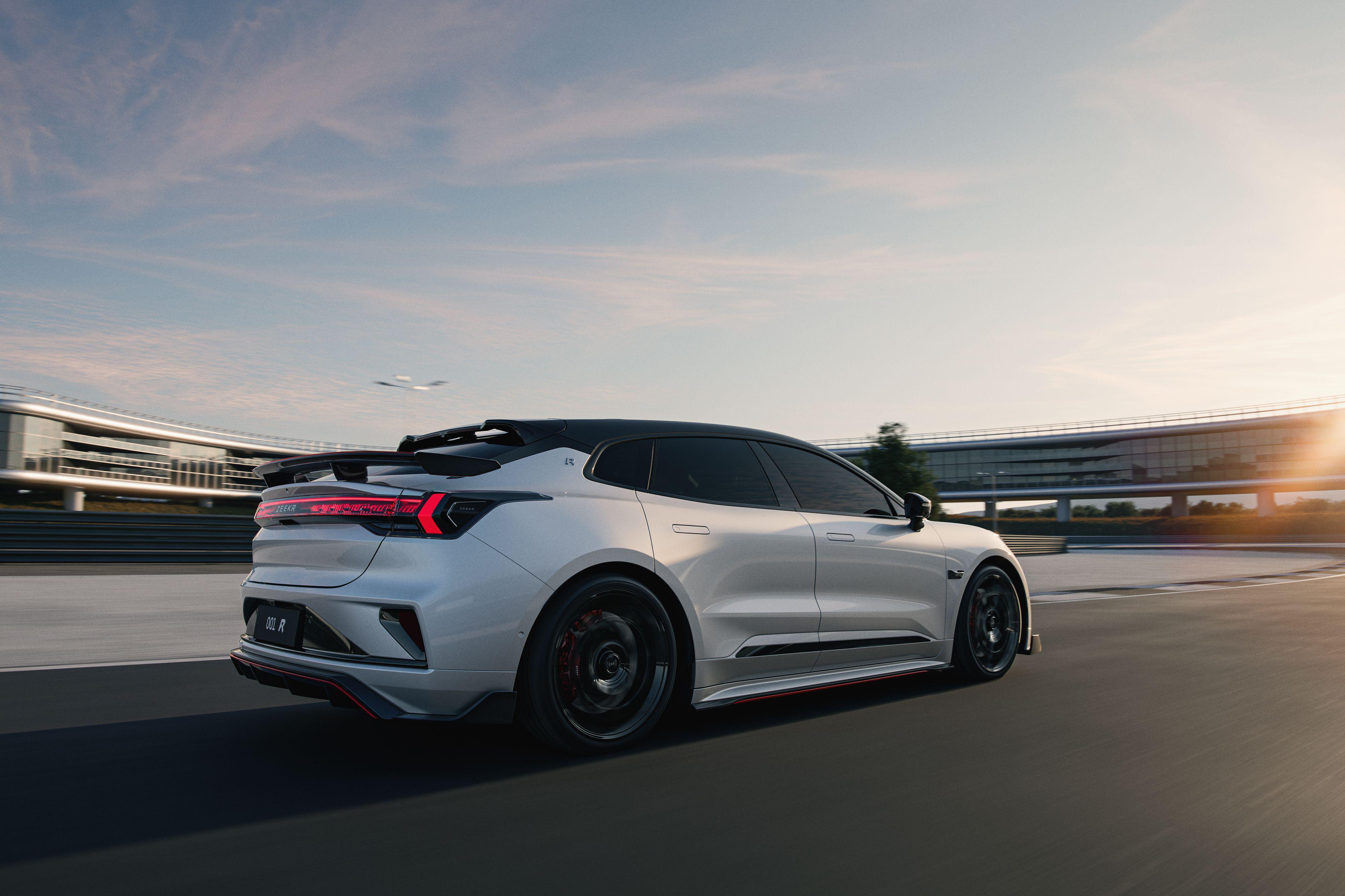 这款极氪001FR真是太帅了！外观更加“孔武有力”，前包围造型夸张，加上红色元素_ZEEKR 001社区_易车社区