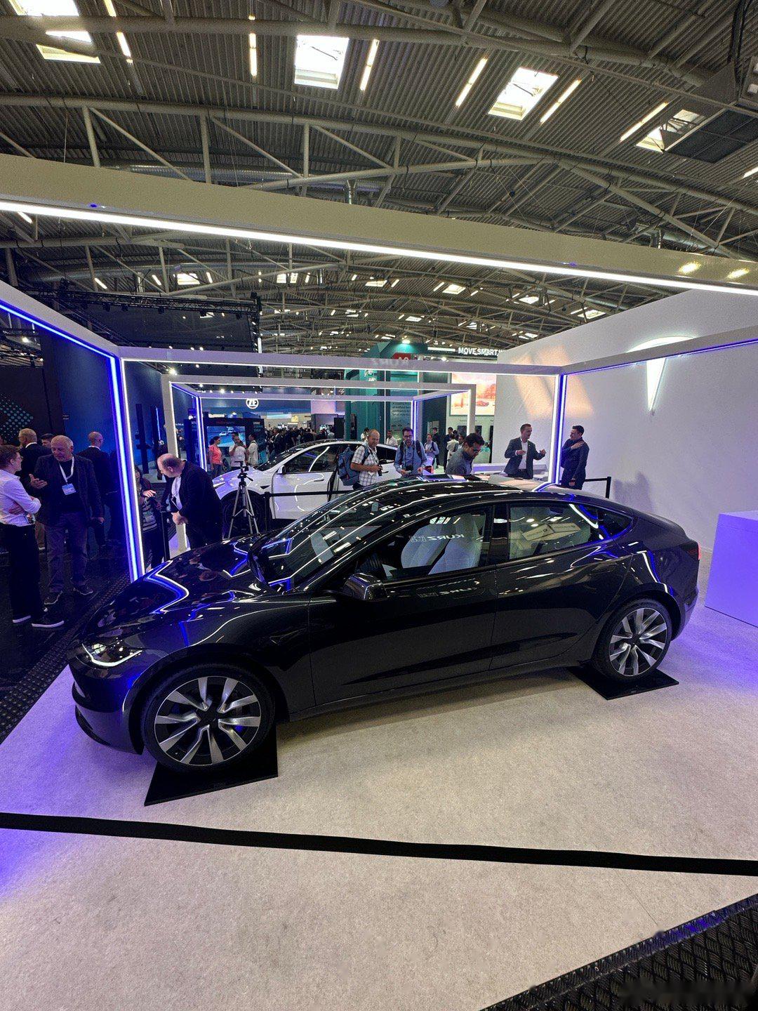 先来看看新Model3。 现在外观感觉更加犀利了，当然风阻也更低了。 内饰基本上_Model 3社区_易车社区