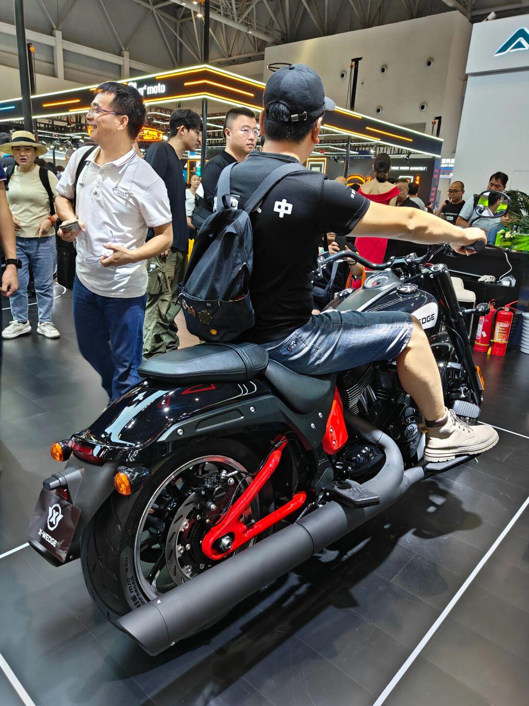 两根大黑管，国产最大排量，新威骑RX2000实拍_撼路者社区_易车社区