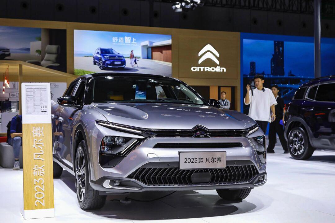 拿标致408X和凡尔赛c5x对比一下，发现凡尔赛更帅一点_凡尔赛C5X社区_易车社区