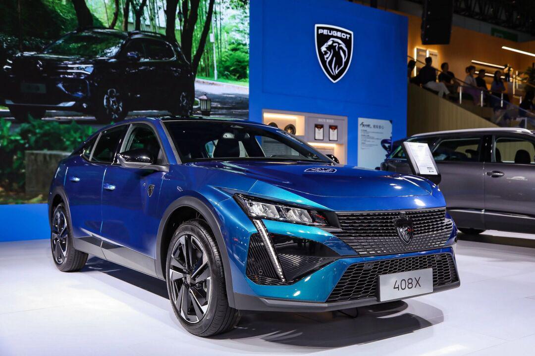 拿标致408X和凡尔赛c5x对比一下，发现凡尔赛更帅一点_凡尔赛C5X社区_易车社区