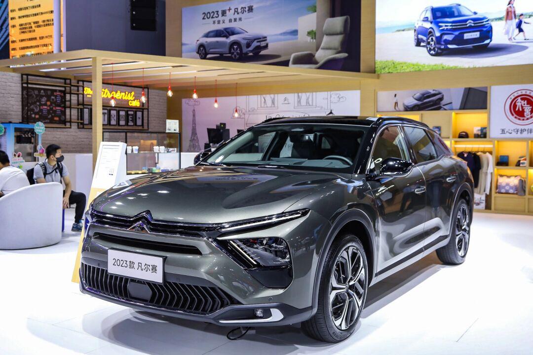 拿标致408X和凡尔赛c5x对比一下，发现凡尔赛更帅一点_凡尔赛C5X社区_易车社区