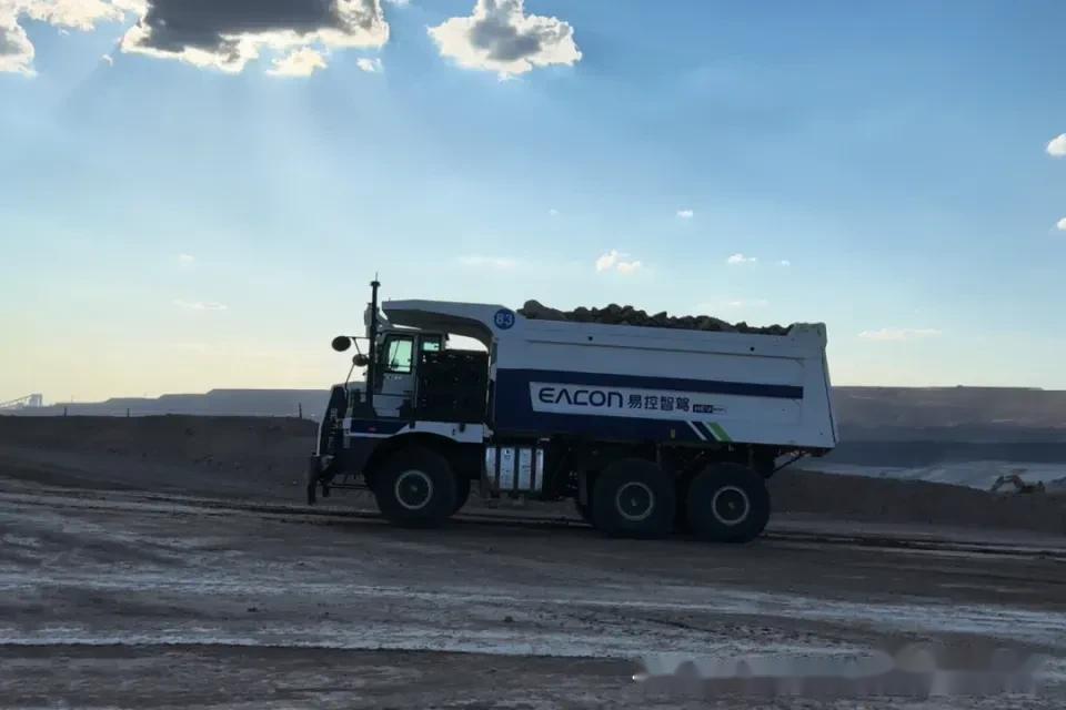 临工重机与易控智驾 联合开发的增程式双动力EL100无人驾驶100吨露天矿卡车在_汽车杂谈社区_易车社区