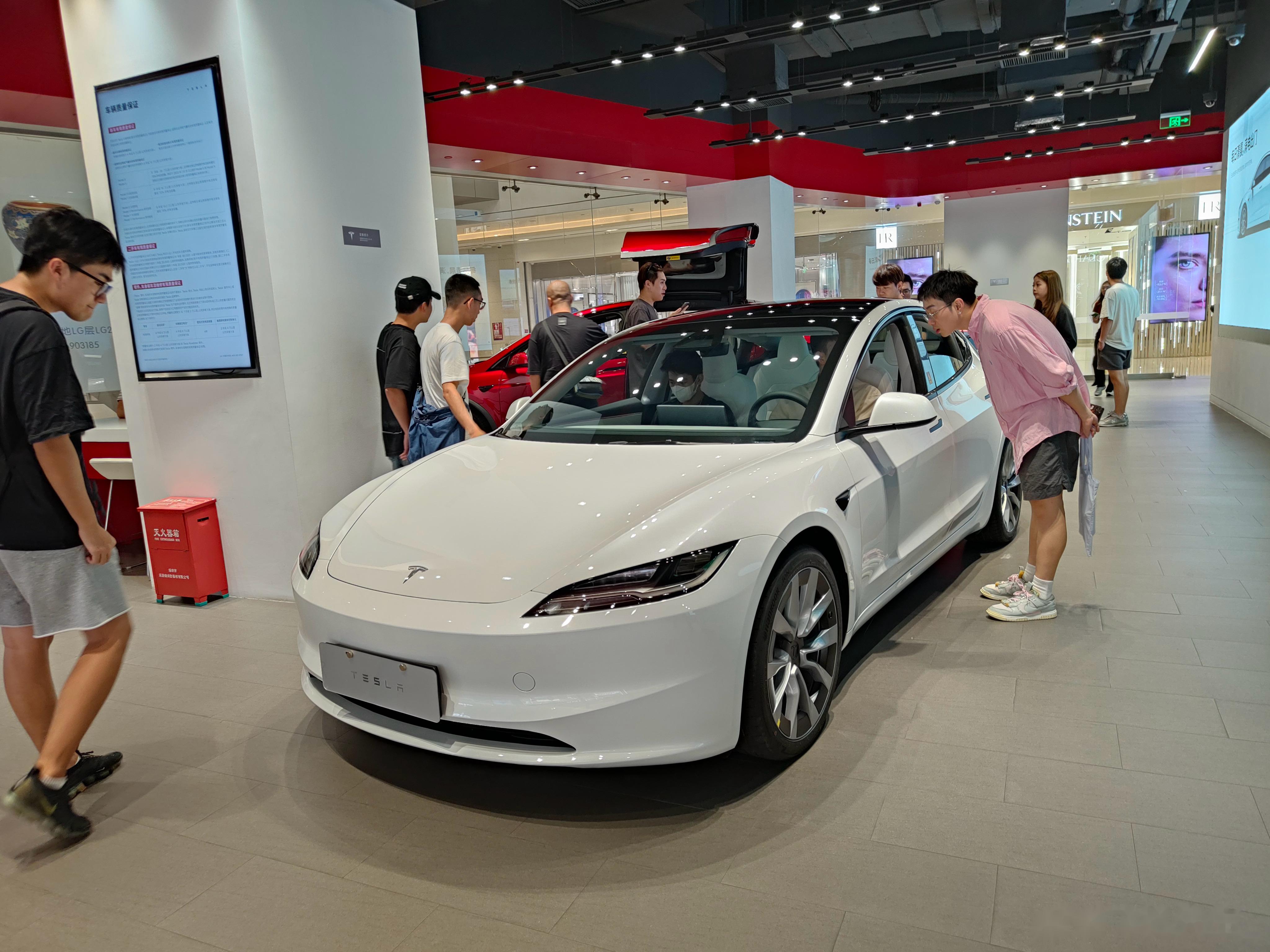 一直没机会看全新 Model 3，今天比较凑巧路过，来的店也是当年第一次看 Mo_Model 3社区_易车社区