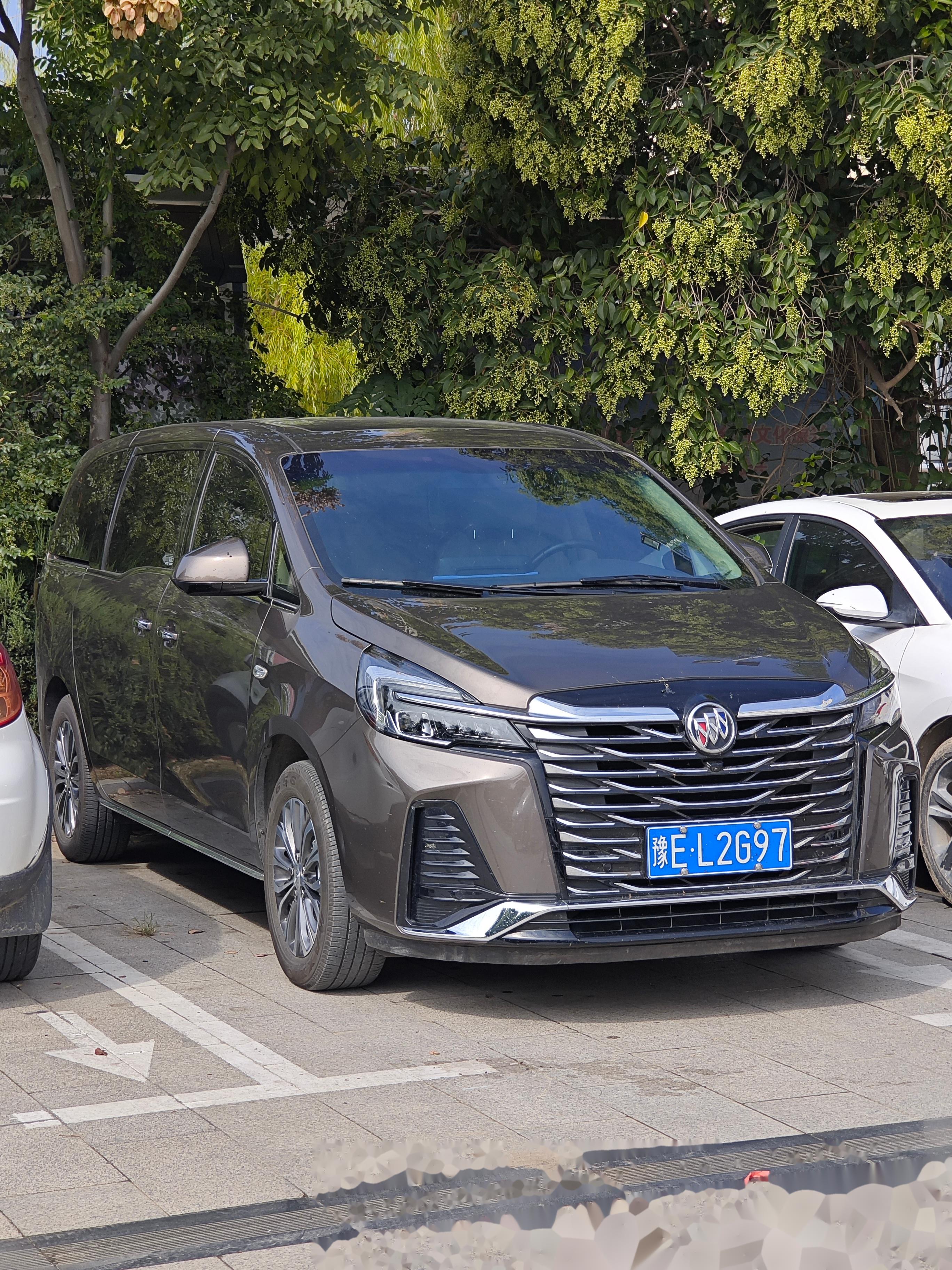 跑高速，MPV还得看GL8 别说世纪和陆尊，仅仅是胖头鱼的陆上公务舱，在行驶质感_别克GL8社区_易车社区