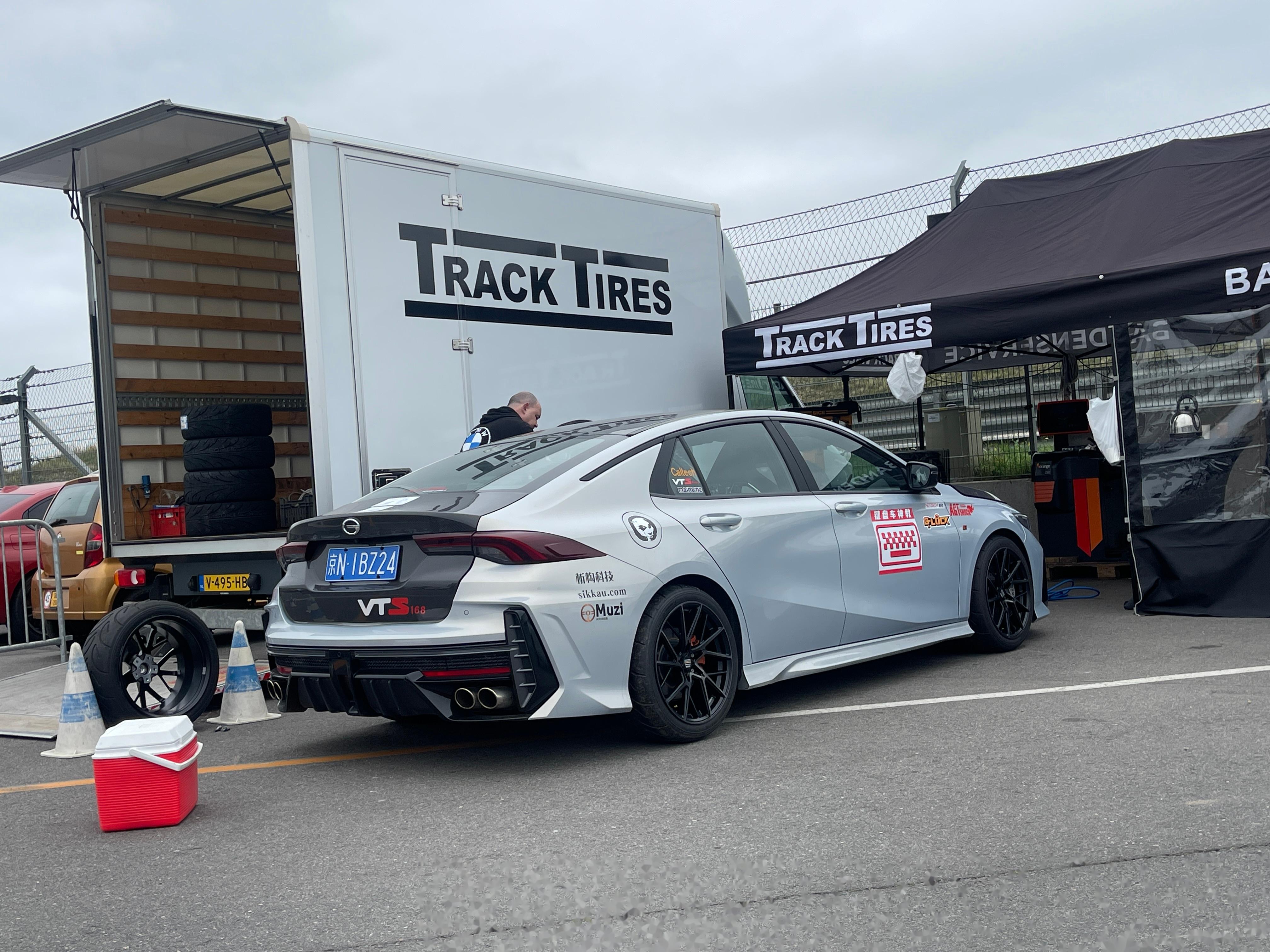 在赞德福特赛道用影豹R给他们带来点震撼。把代步的A052换成战斗的A050～明天_影豹社区_易车社区