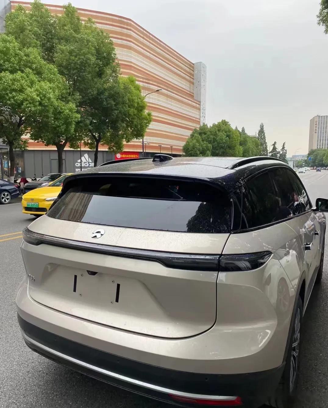 朋友新提的蔚来 es6，花了 30 多万，非邀请我体验下。 我也不敢开，人家可是_蔚来ES6社区_易车社区