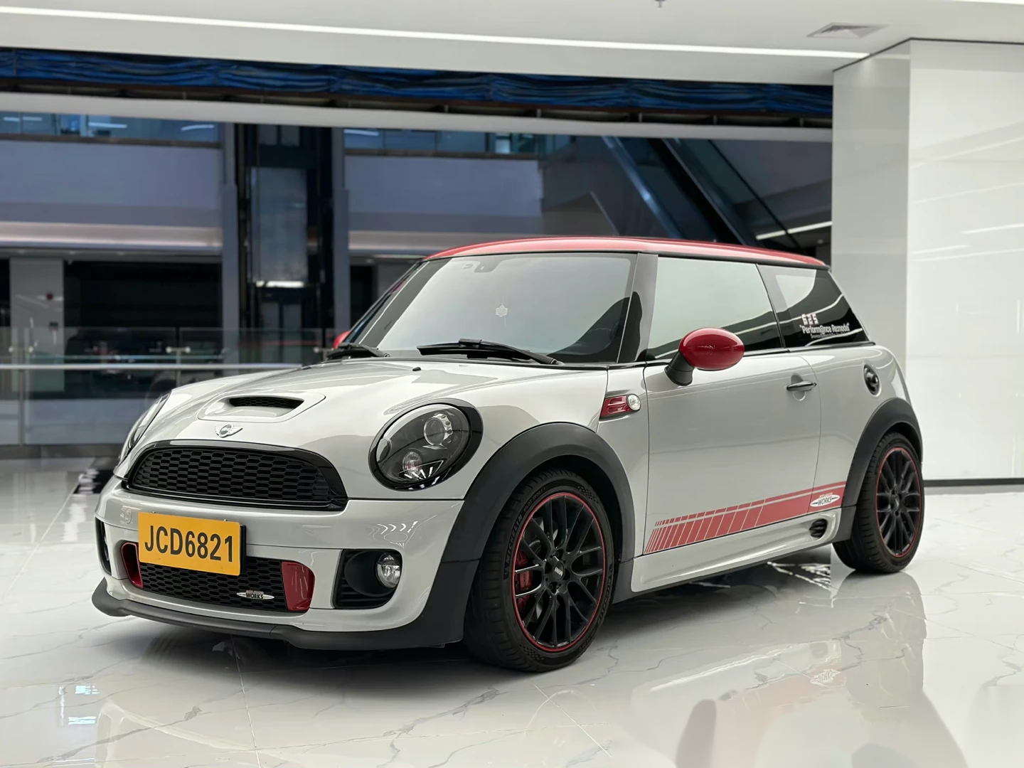 R56，经典极致的mini，JCW加持，银红配色也相当稀有，Mini都快转电了，_MINI社区_易车社区