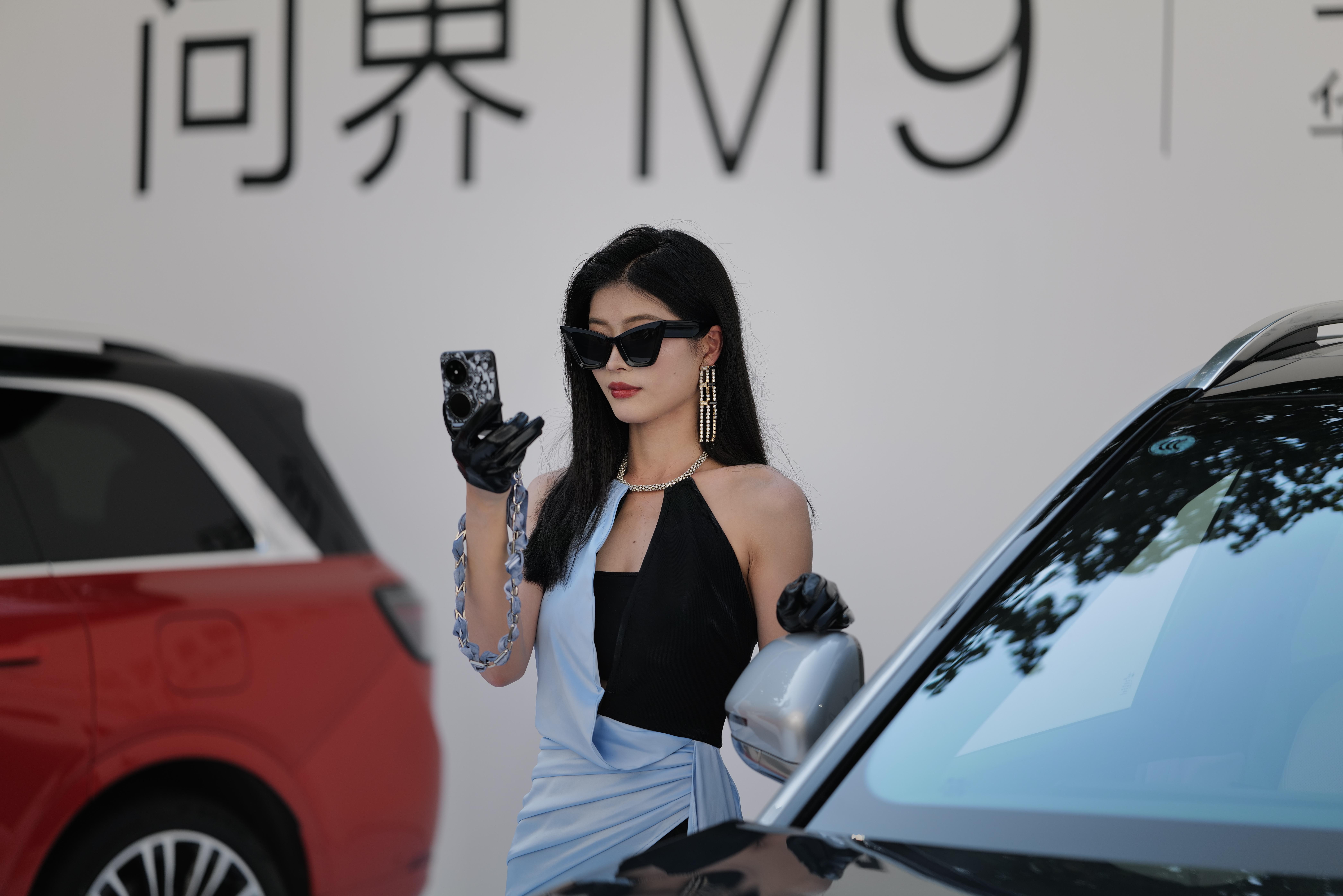 现场随手拍了几张和问界M9同框的照片，喜欢哪一张？_问界M9社区_易车社区