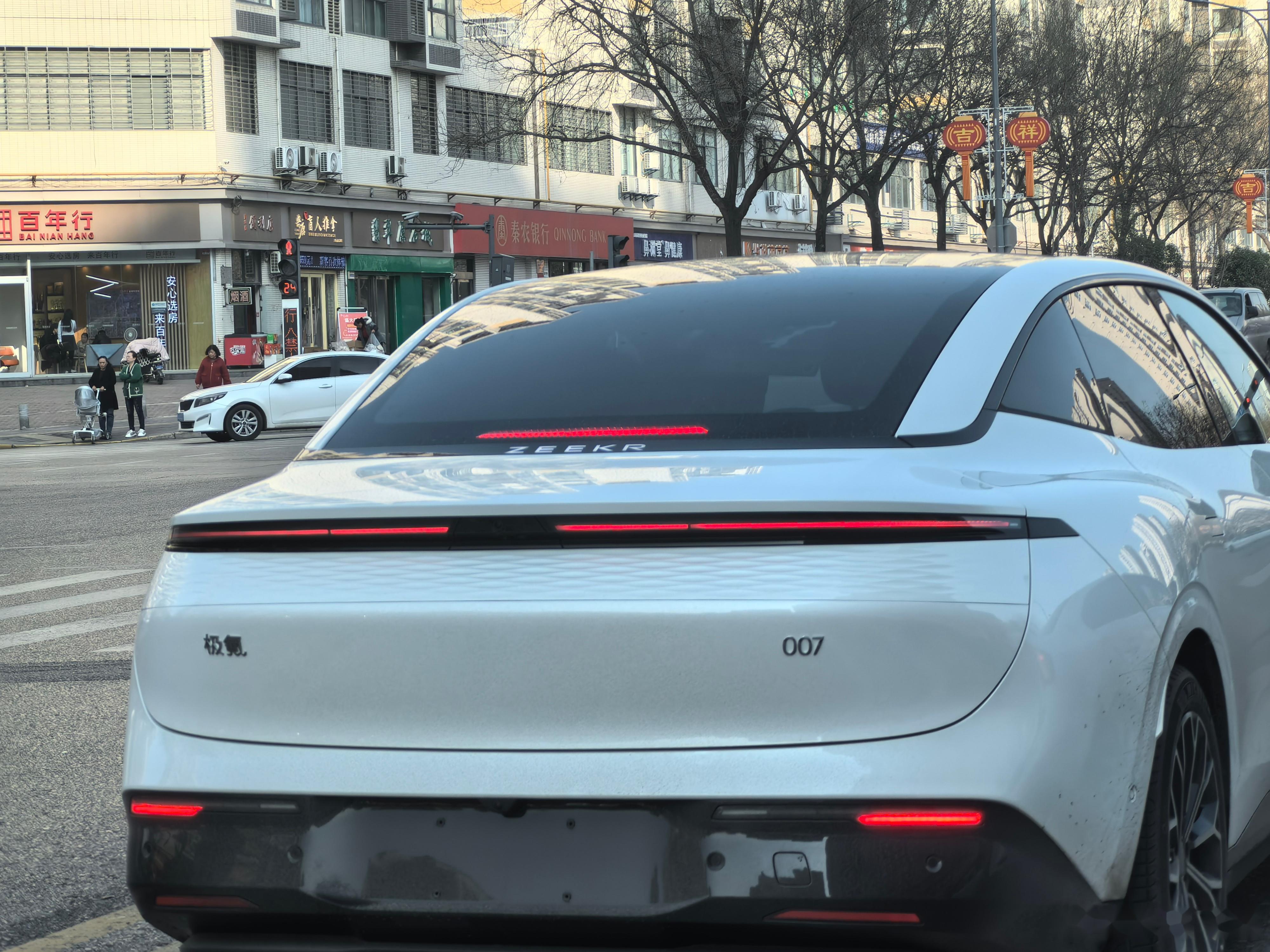 路上偶遇极氪007，还是新车没上牌，非常好看，估计过段时间还会有新款001，还是_ZEEKR 007社区_易车社区