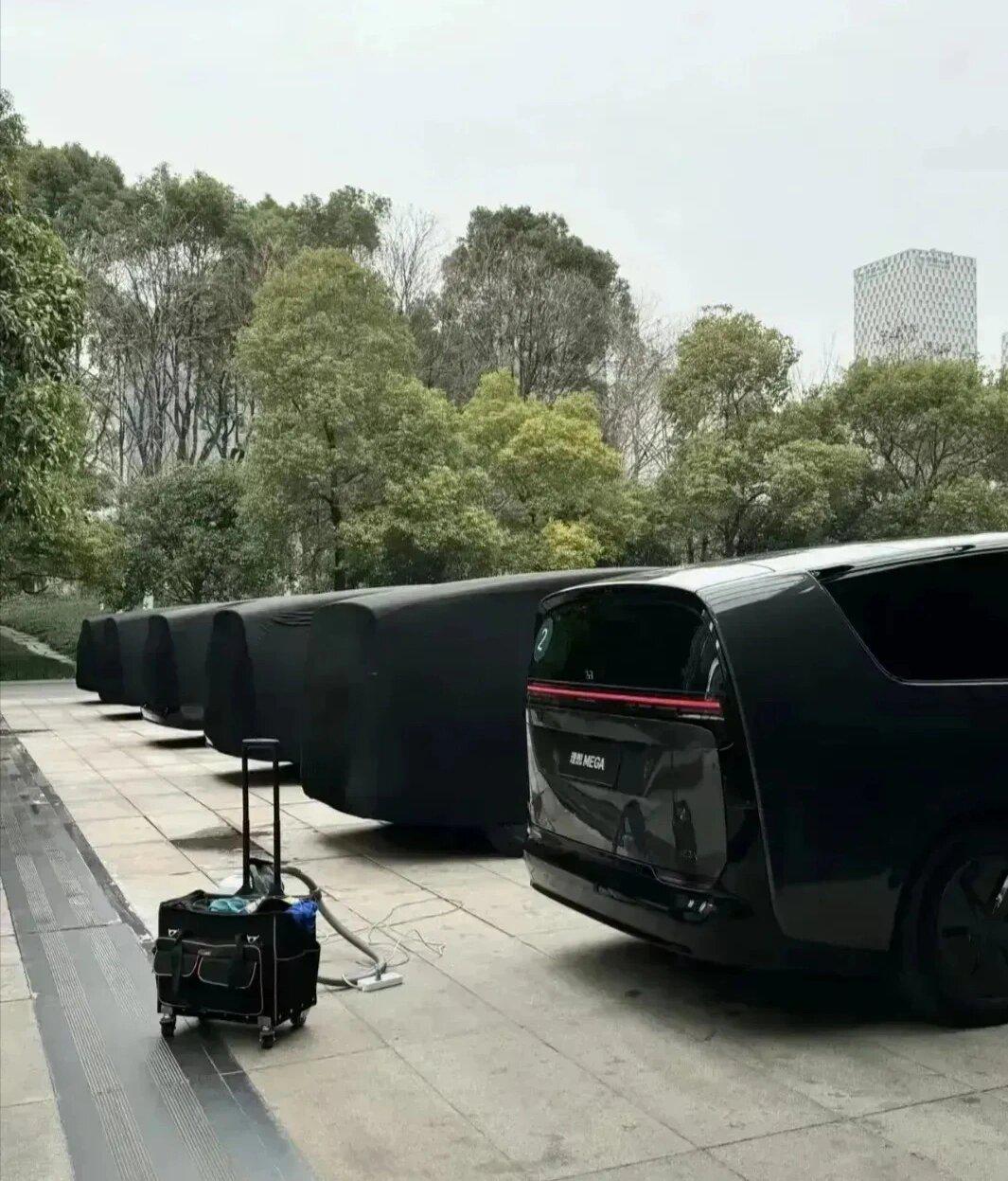 不用找了，理想MEGA的设计师是Ben Baum。他曾在保时捷工作8年，是保时捷_理想MEGA社区_易车社区