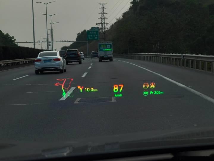 问界M9这个巨大AR-HUD真的是旦用难回 几乎占满整个车道，变道有个光毯变过去_问界M9社区_易车社区