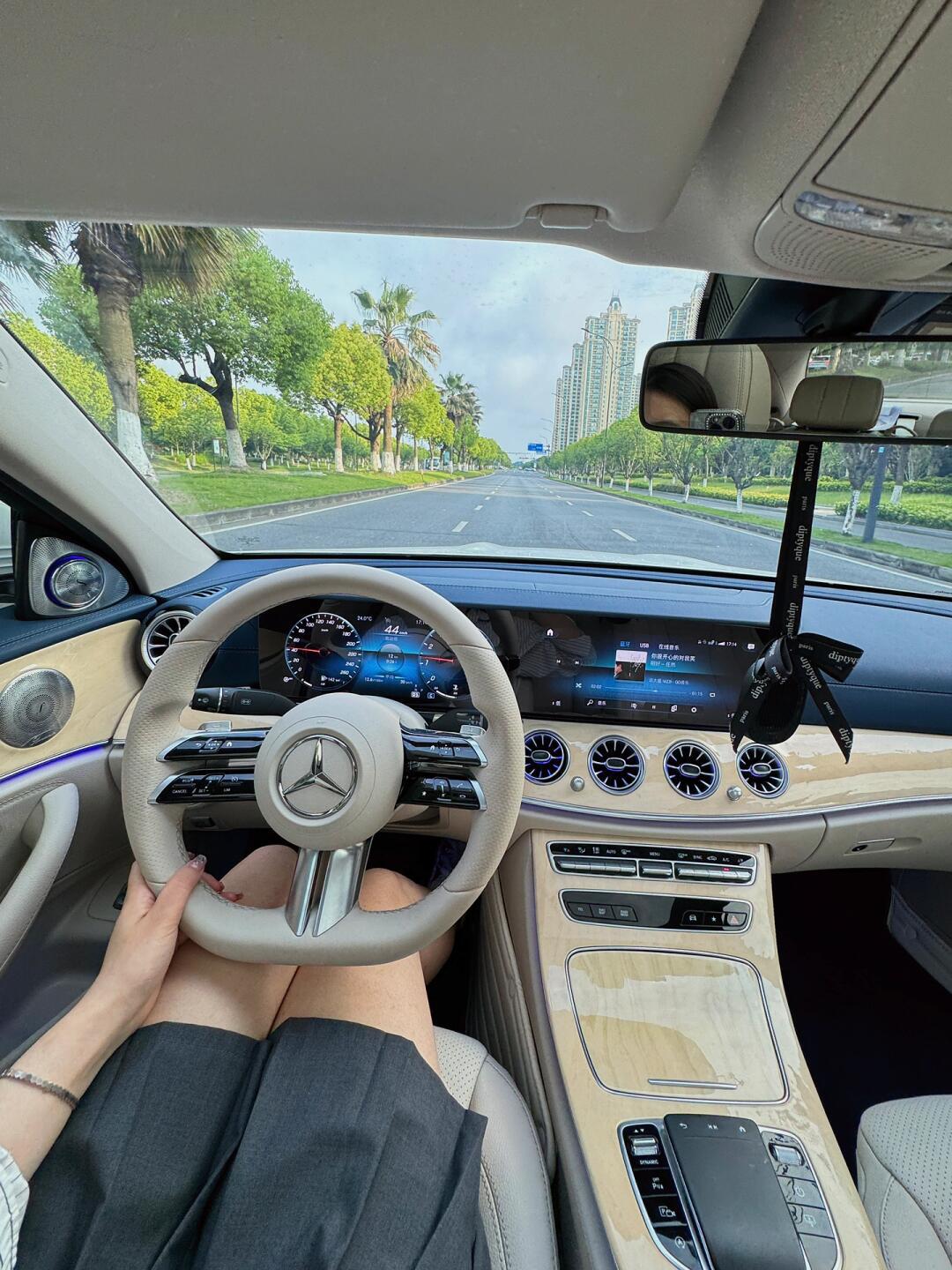 谁懂奔驰E300L游艇蓝的杀伤力啊！太绝了！_奔驰E级社区_易车社区