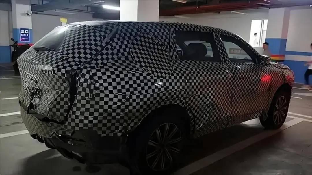 从社交媒体上获取了一组深蓝全新中大型六座SUV的高伪装谍照，从深蓝刚刚调整的车型_深蓝S05社区_易车社区