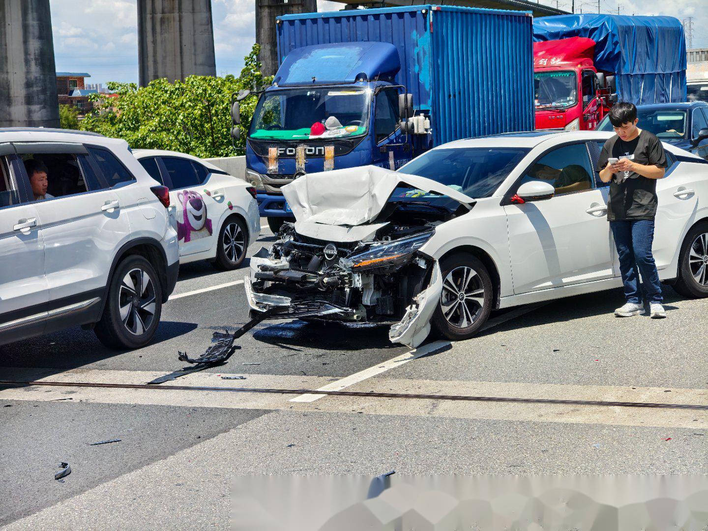 去参加个活动被追尾了......前车急刹我的问界新M5 AEB生效刹住了，后车没_问界M5社区_易车社区