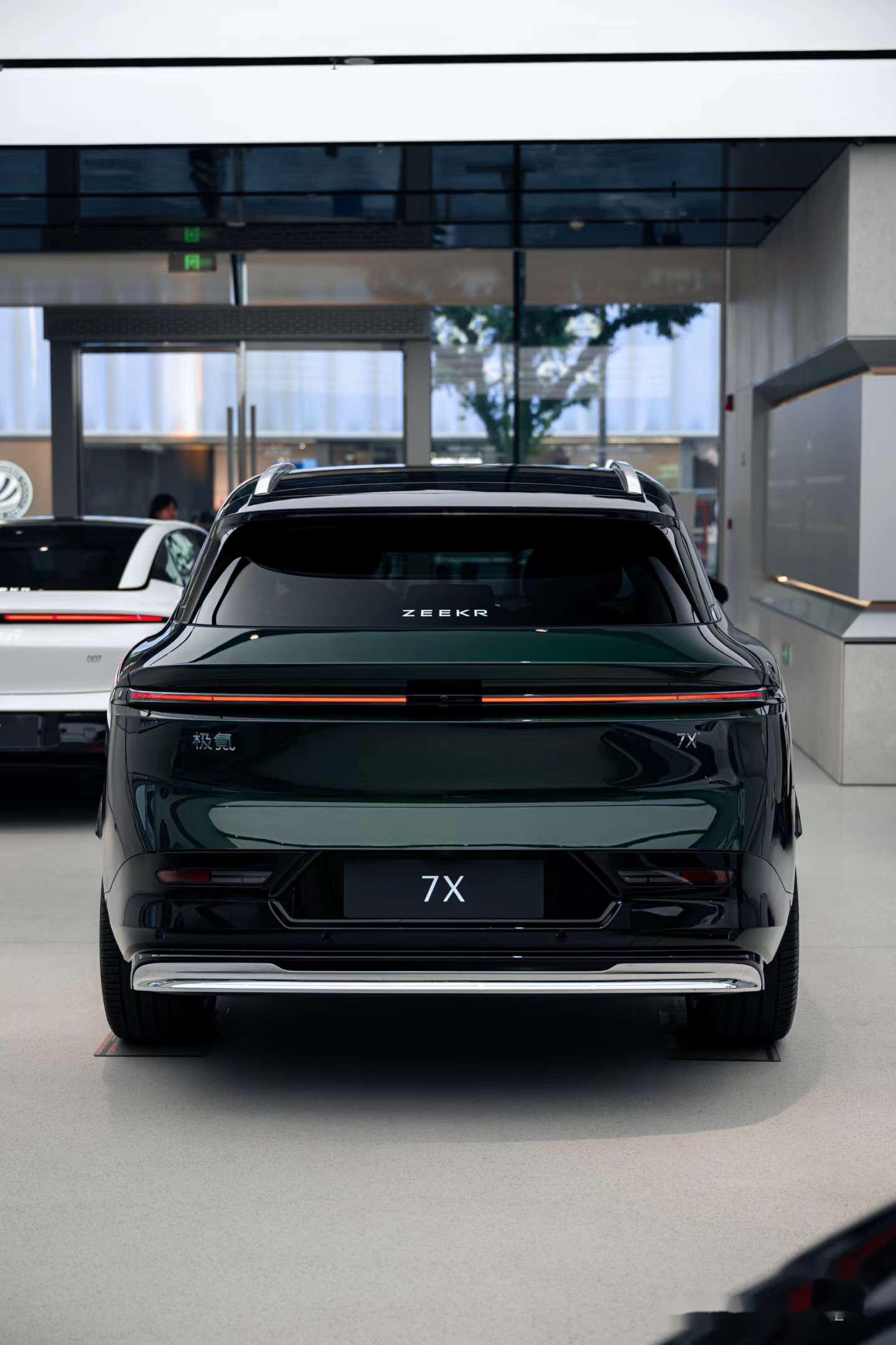 当近距离观看极氪7X的细节时，发现这款车的外在表现确实挺不错的。智驾原来一直是极_ZEEKR 7X社区_易车社区