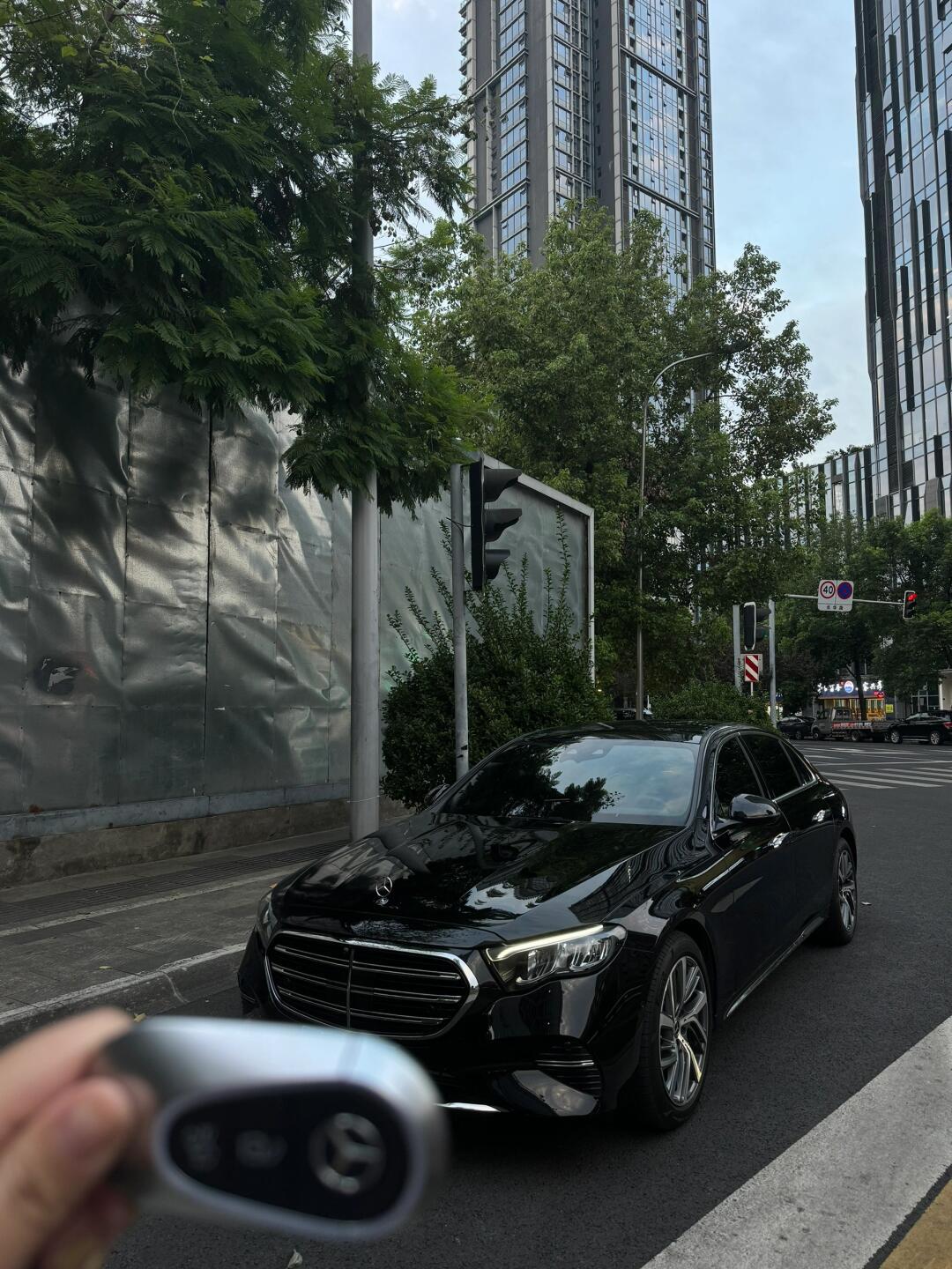 奔驰e300l天窗,不一样_大山谷图库