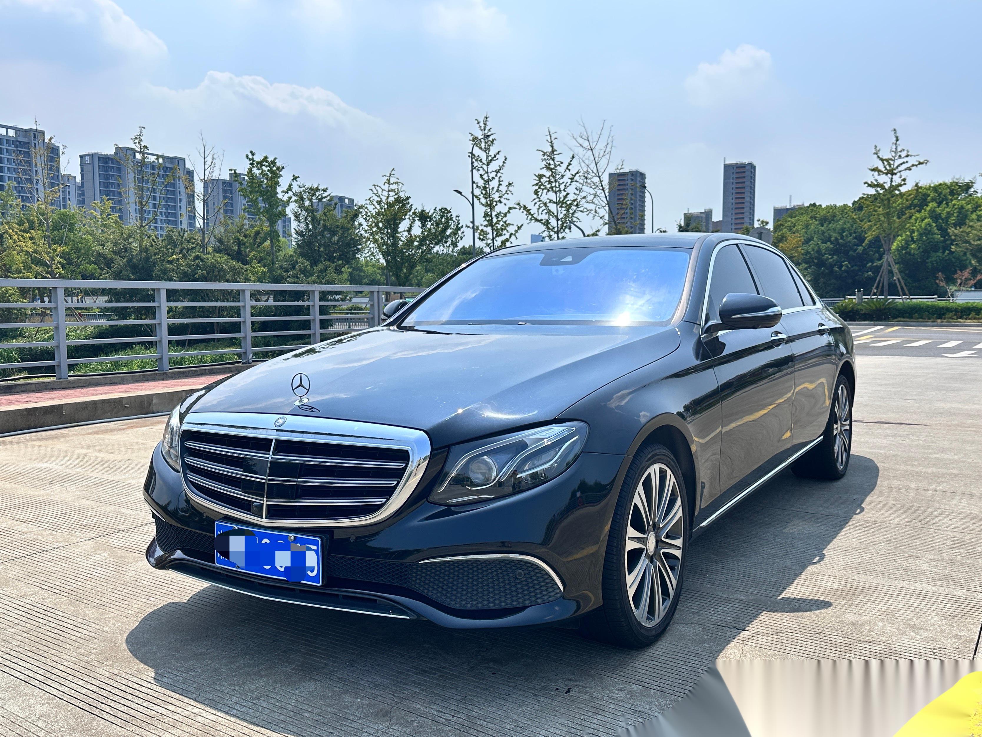 奔驰E320L四驱，两道杠大灯的E级一直都是挺漂亮的。🙈_奔驰E级社区_易车社区