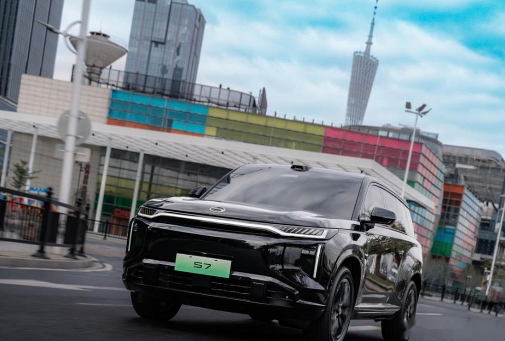 听说卖50万的新车—传祺S7实车亮相了，亮黑外观确实亮眼，前后车灯造型独特，很有_传祺S7社区_易车社区