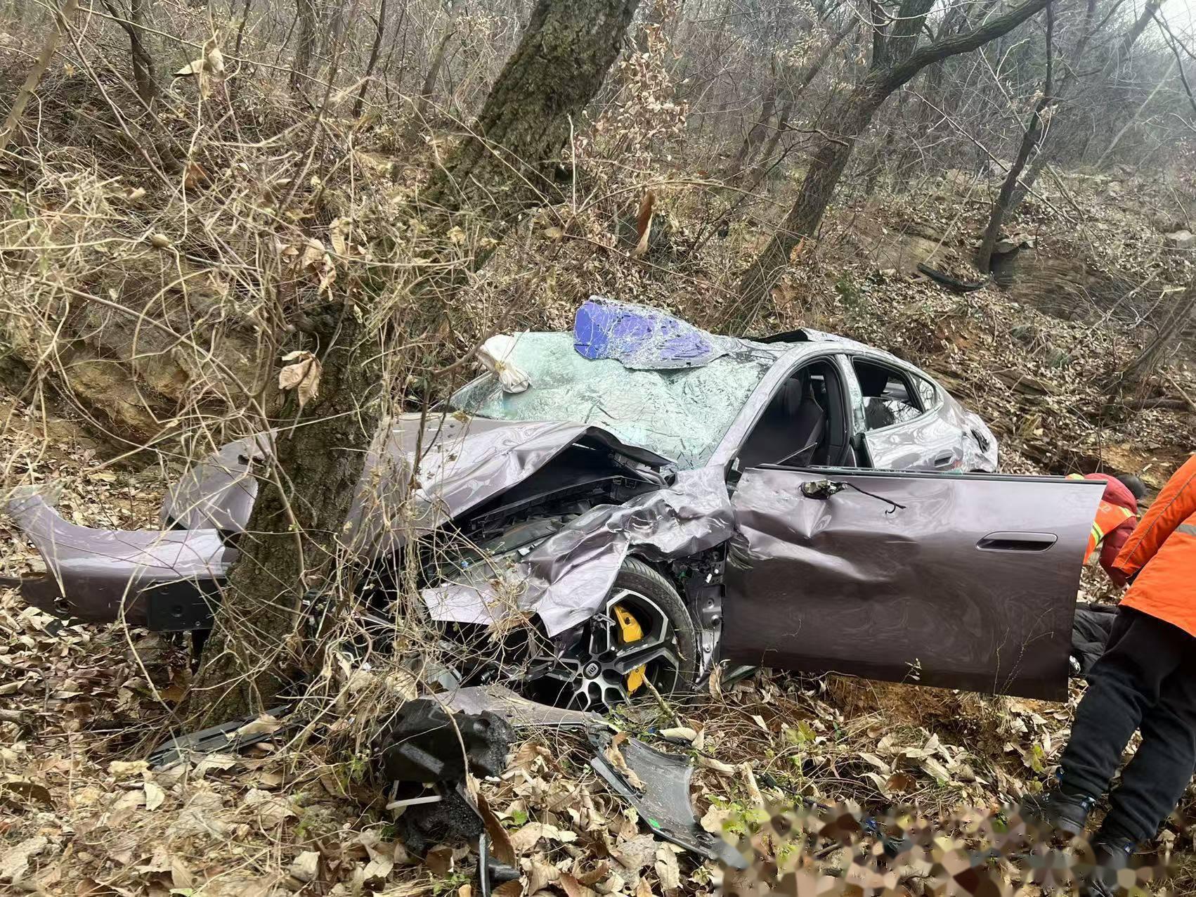 看了一下小米SU7 Pro事故的车主直播 首先车上三位大人和一位小朋友都安全，仅_小米SU7社区_易车社区